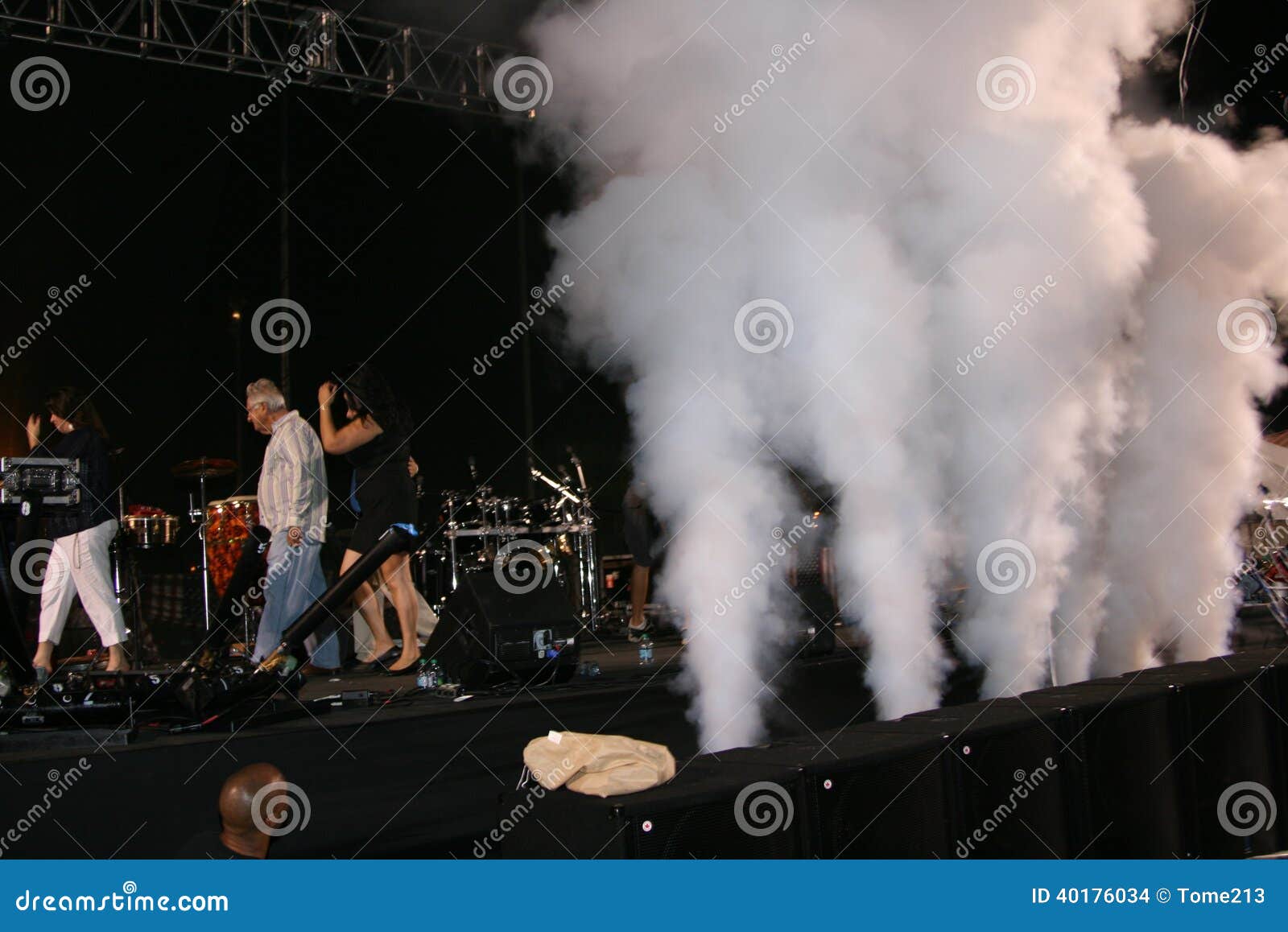 Concert stage smoke editorial stock image. Image of equipment - 40176034