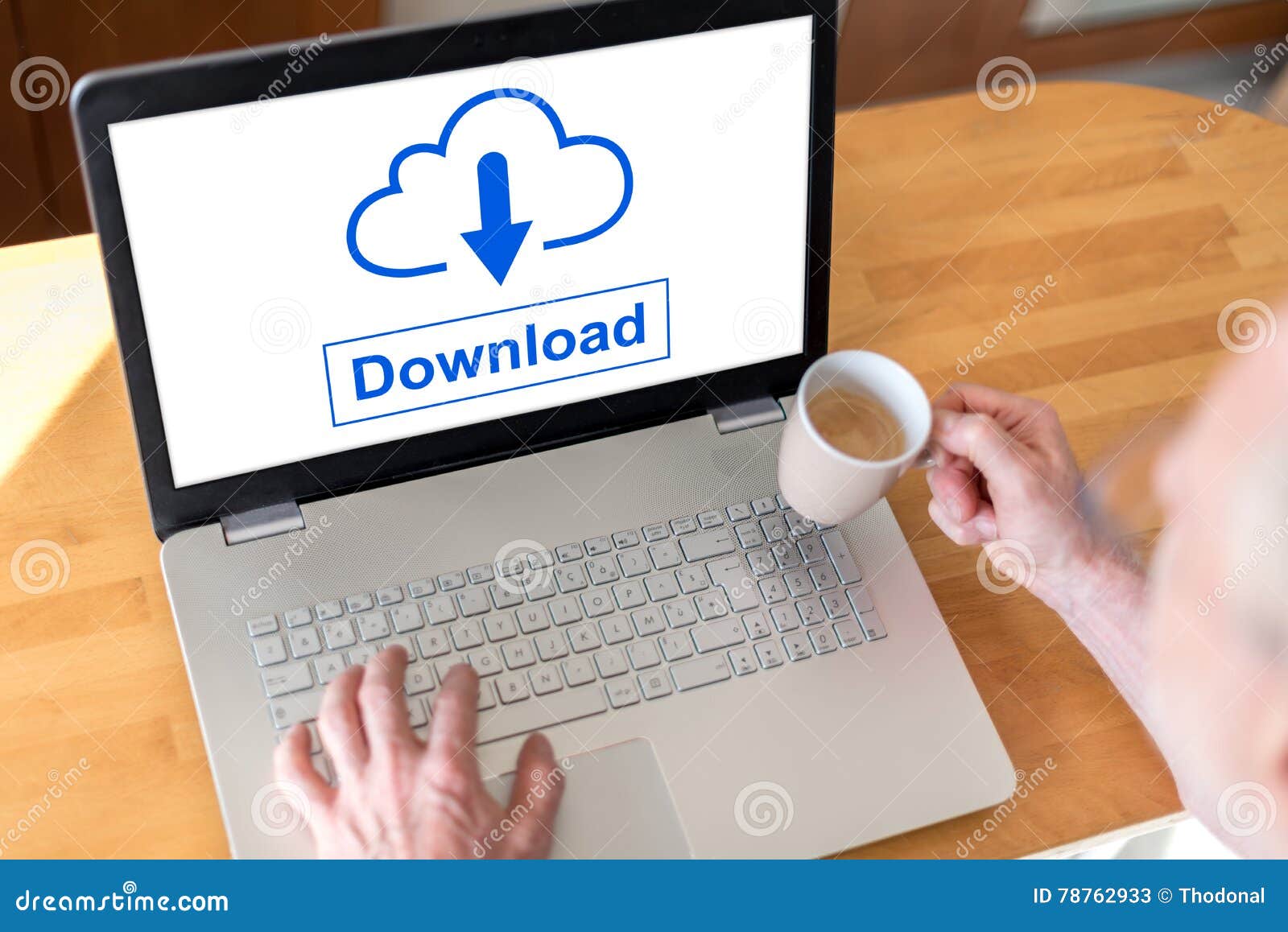 Concetto Di Download Di Dati Su Un Computer Portatile Immagine Stock ...