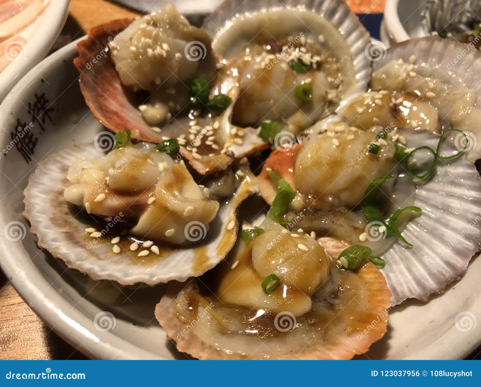 Concha De Peregrino En El Plato Foto de archivo - Imagen de plato ...