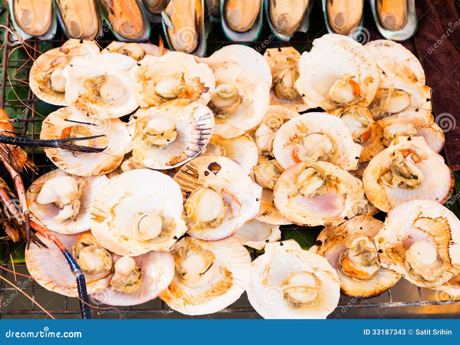 Conchas De Peregrino Asadas a La Parrilla Imagen de archivo - Imagen de ...