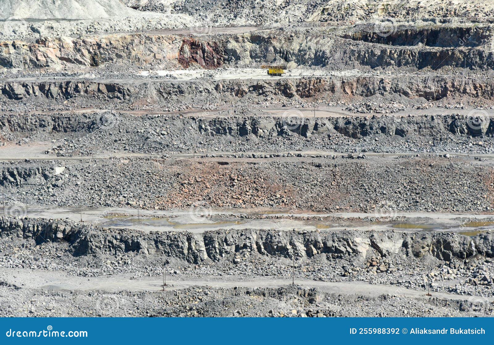 Conchas En Una Gran Cantera Minera Foto de archivo - Imagen de carro ...