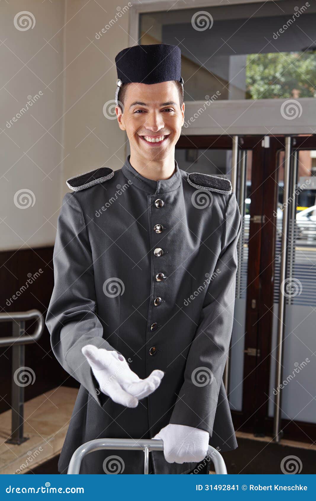 Concierge Heureux Dans L'uniforme D'hôtel Image stock - Image du gens ...