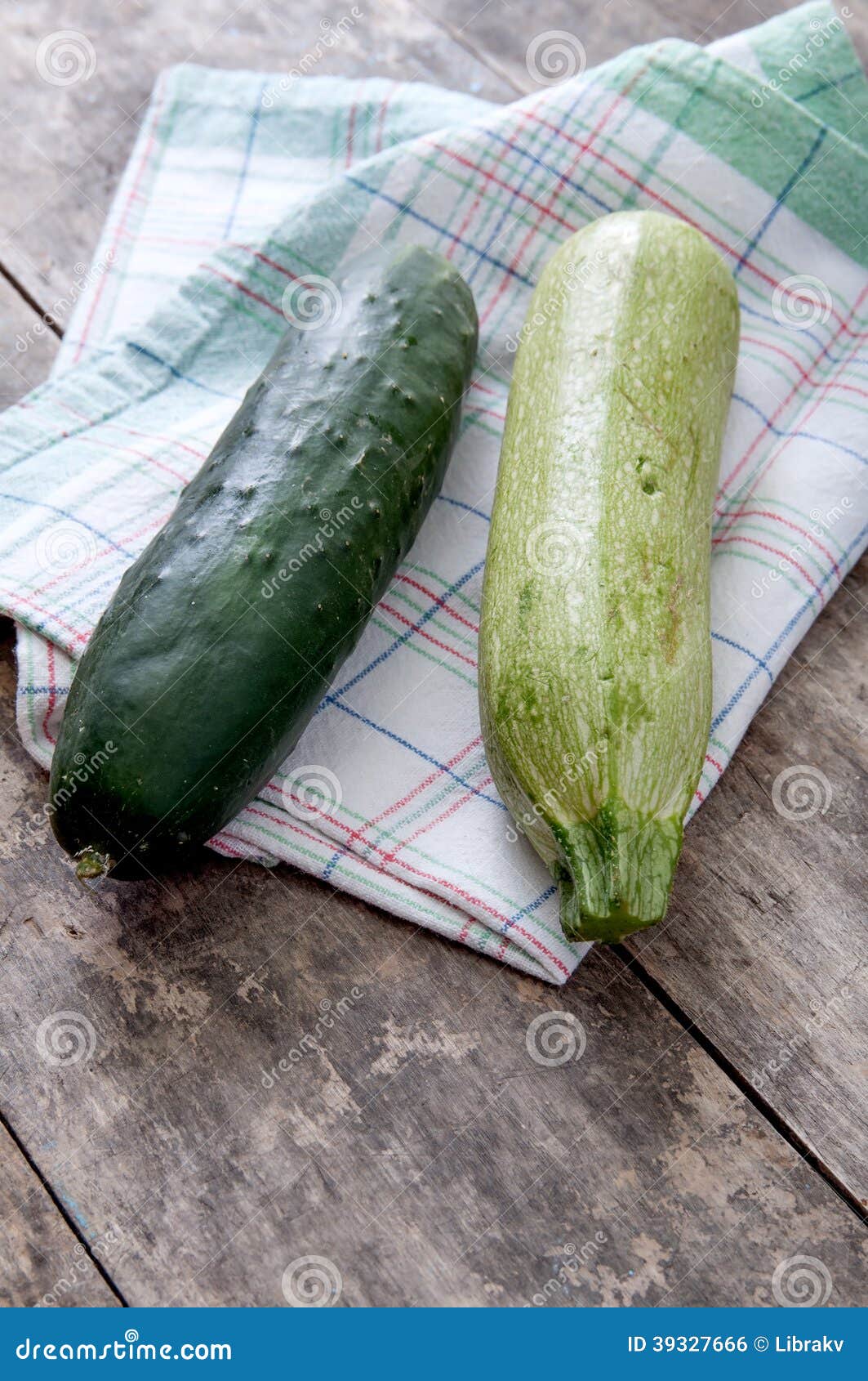 Concombre et courgette photo stock. Image du végétarien - 39327666