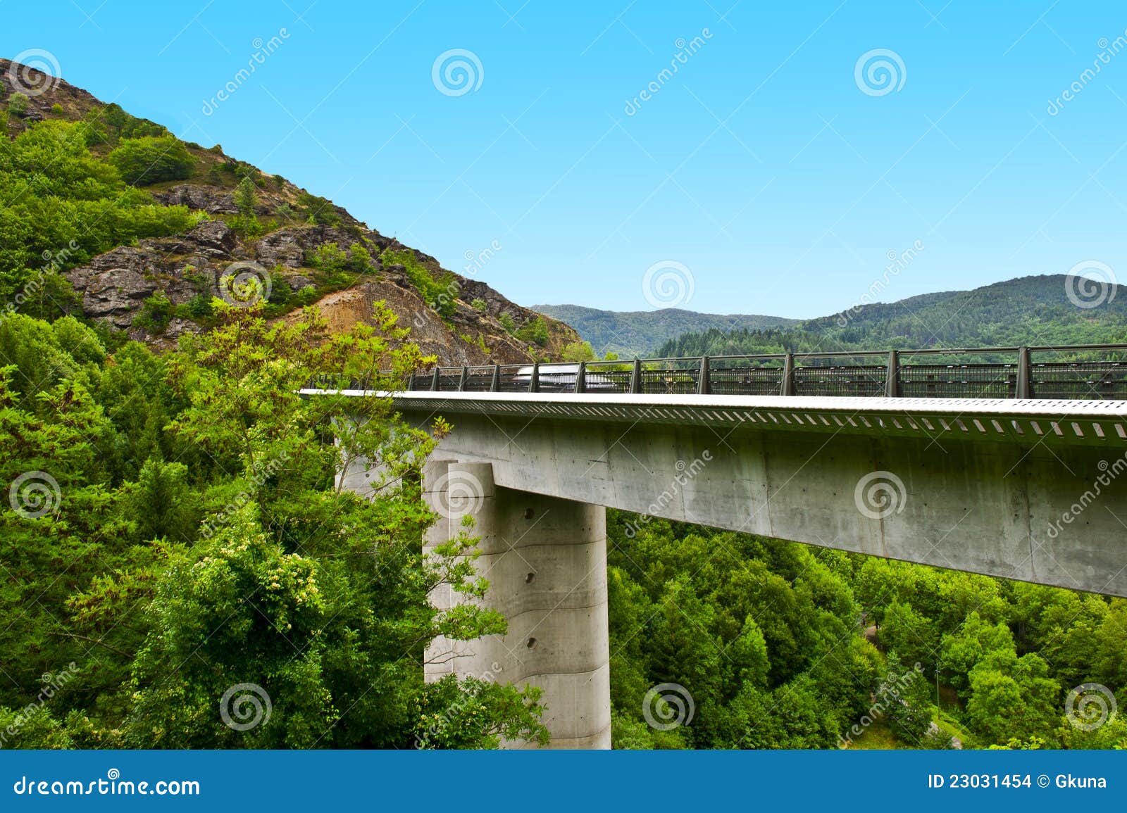 Concrete Brug stock foto. Image of nave, klip, concreet - 23031454