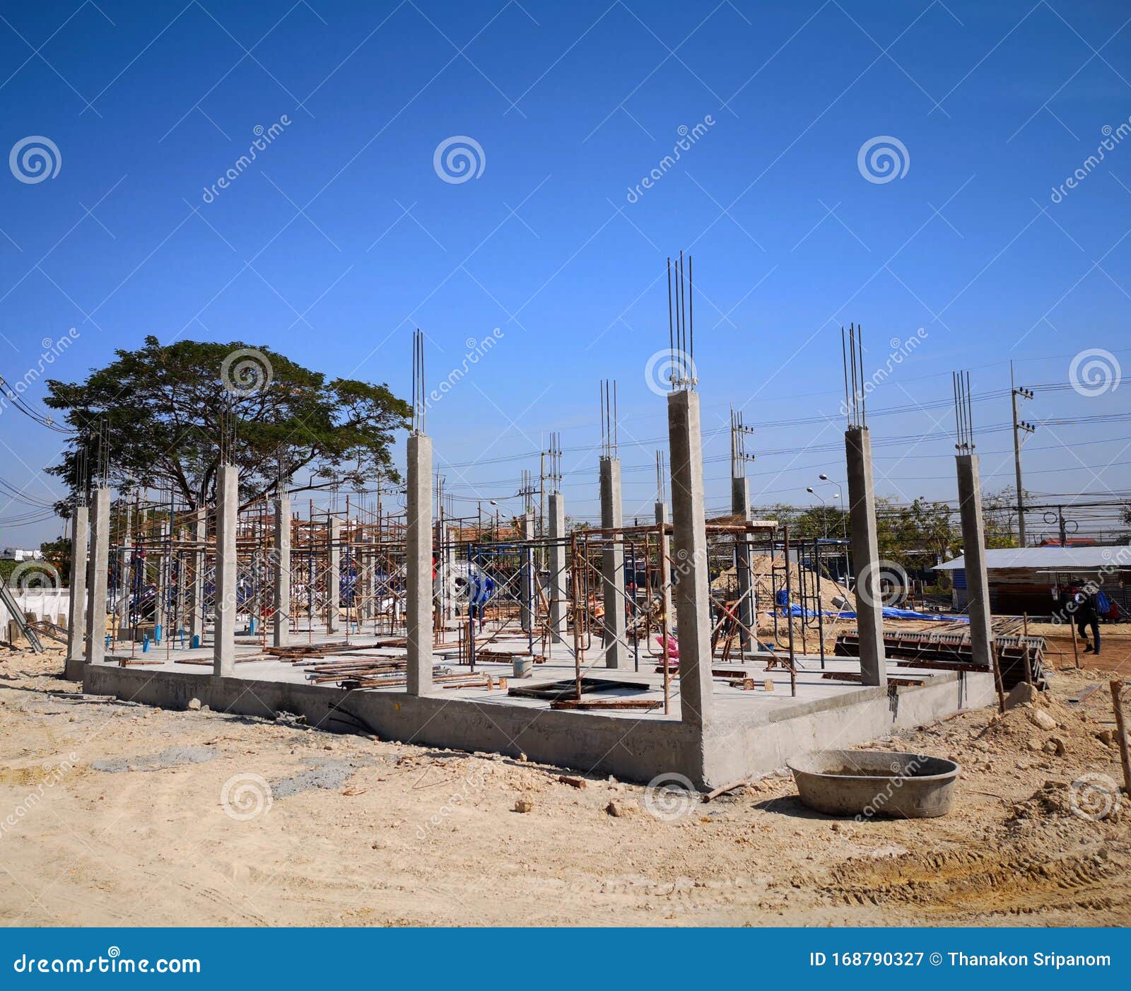 Concrete Columns on Foundation Stock Image - Image of real, site: 168790327
