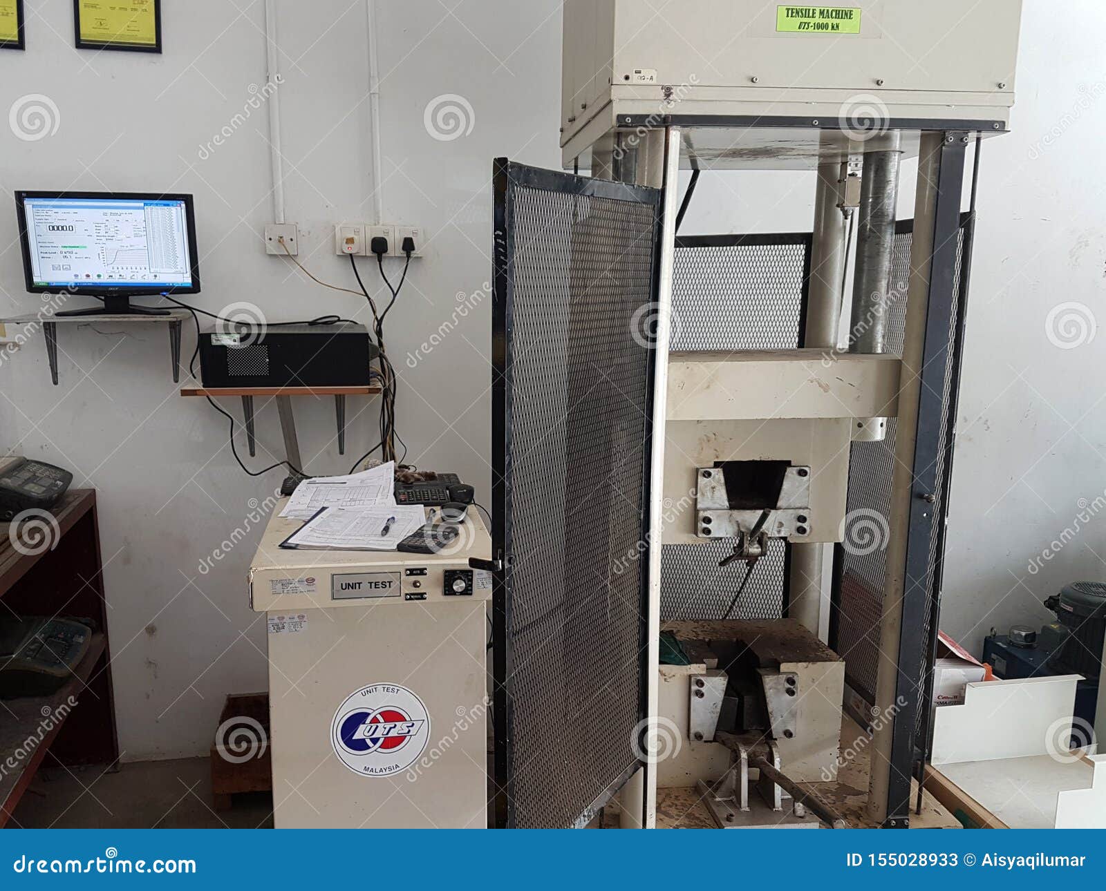 Concrete Cube Strength Compression Test at the Laboratory Using ...