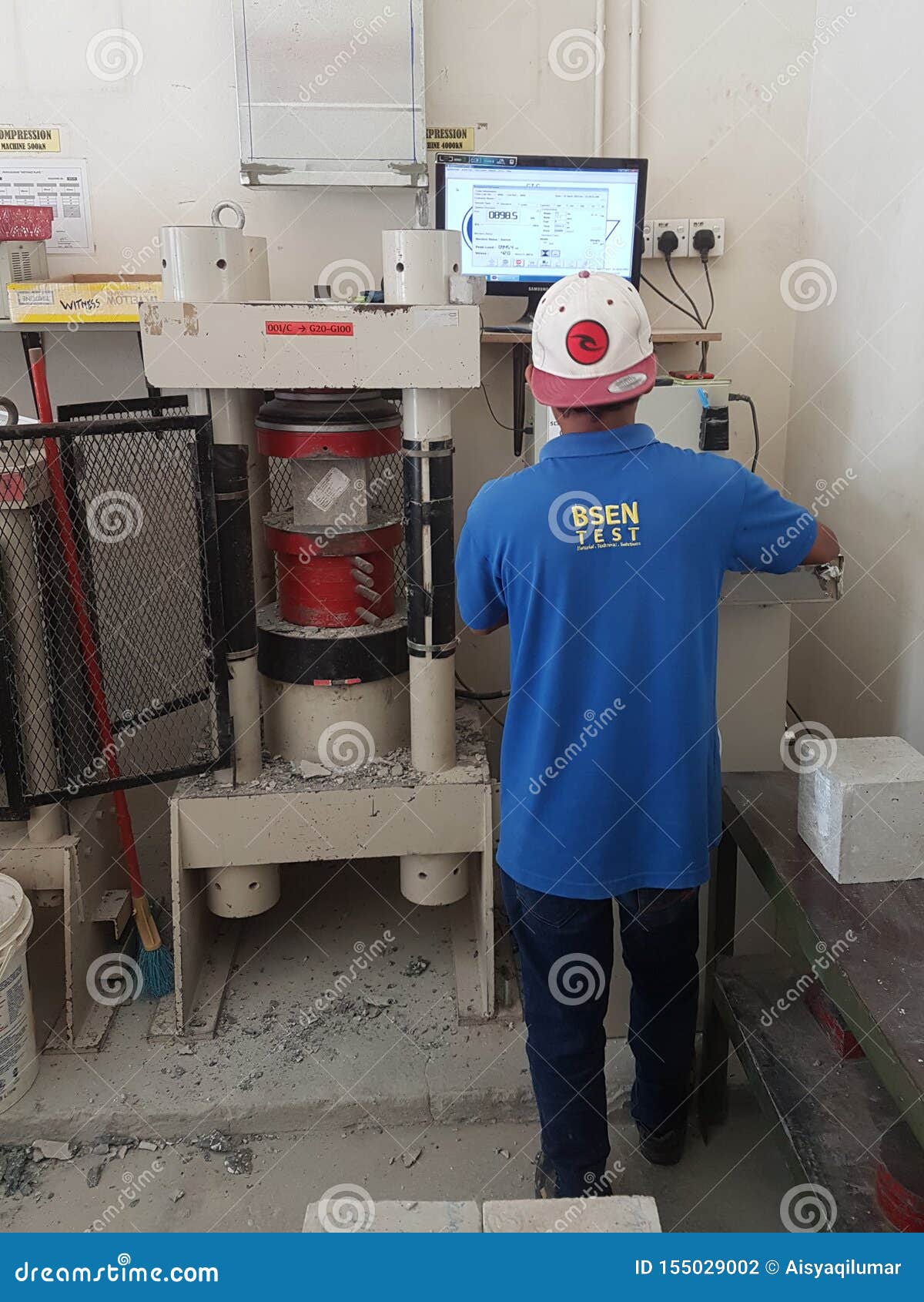 Concrete Cube Strength Compression Test at the Laboratory Using ...