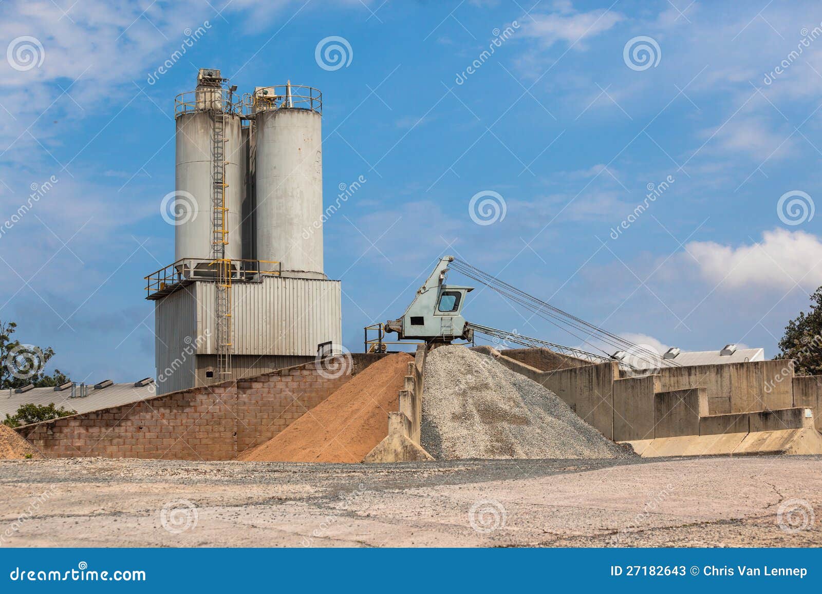 Concrete Mixing Depot Crane Stock Image - Image of soil, sections: 27182643