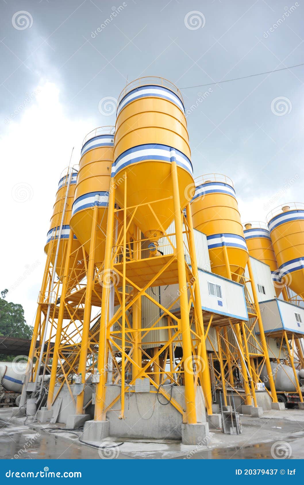 Concrete mixing plant stock image. Image of machinery - 20379437