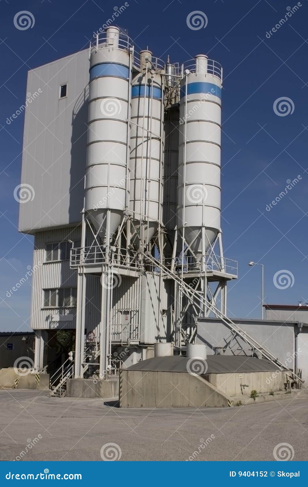 Concrete Mixing Plant Stack Stock Photo - Image of hopper, tower: 9404152