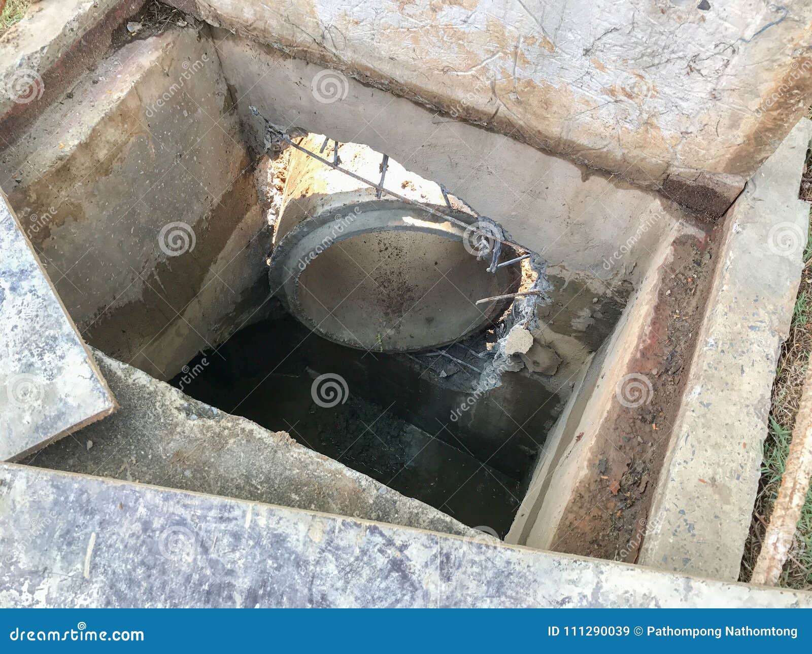 Concrete Rioolbuis Op Bouwwerf Stock Afbeelding - Image of blauw, lagen ...