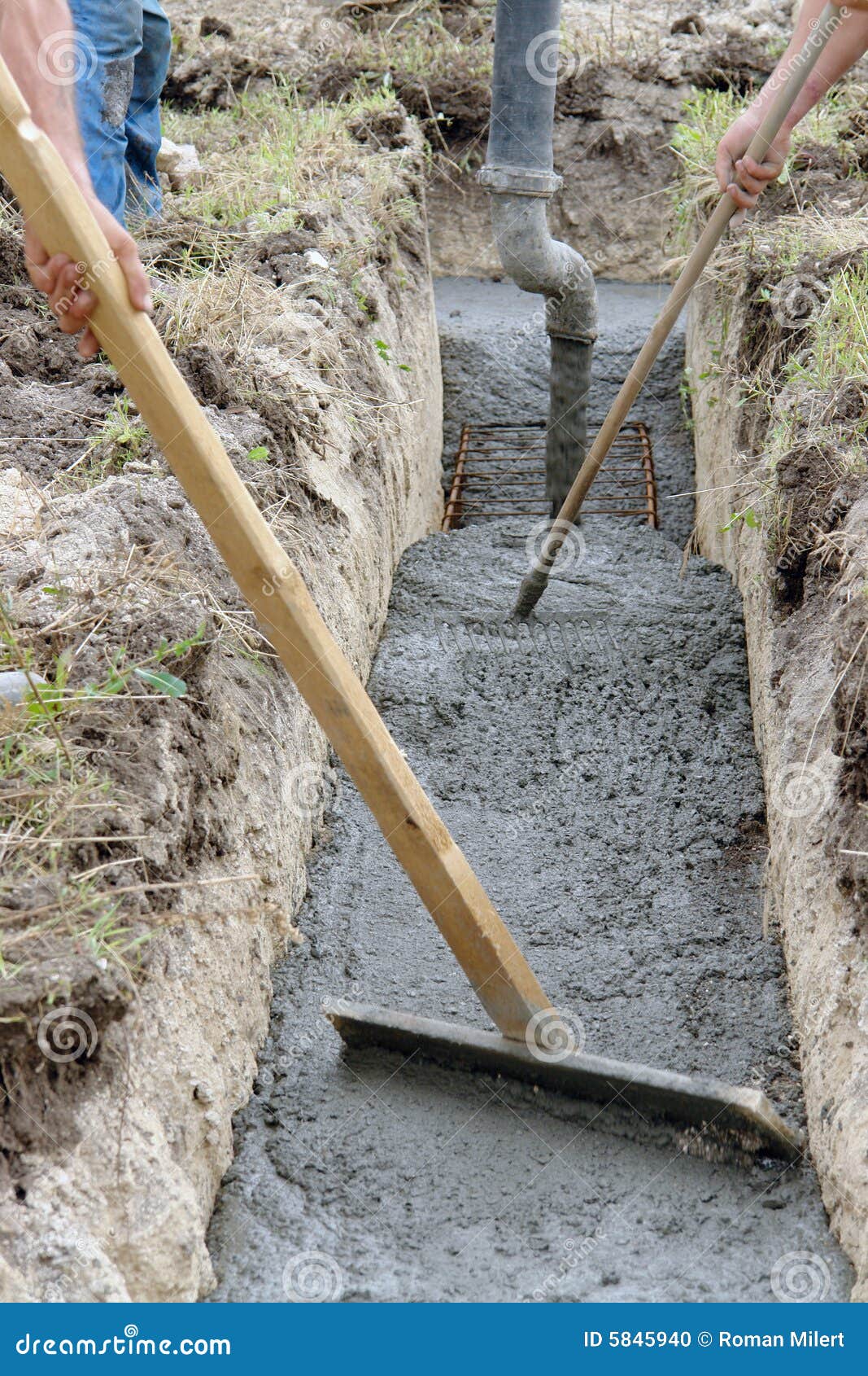 Concrete spreading stock photo. Image of equipment, masonry - 5845940