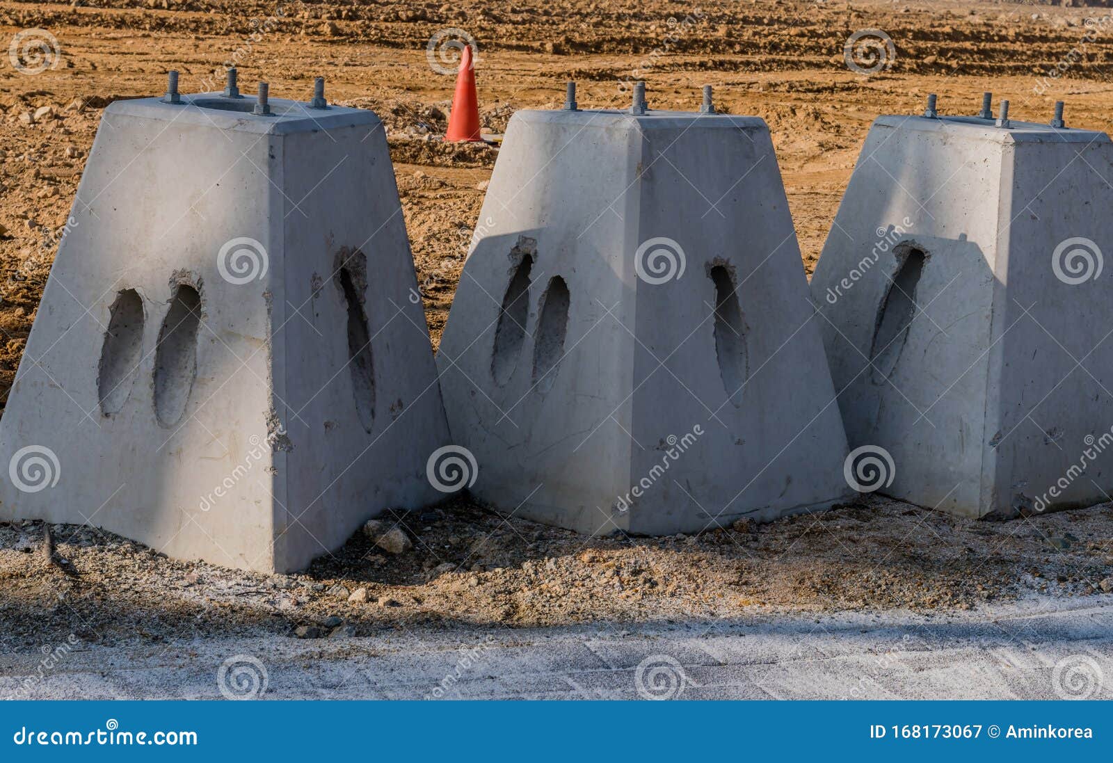 Concrete Street Light Bases 库存图片 - 图片 包括有 夹具, 设备: 168173067