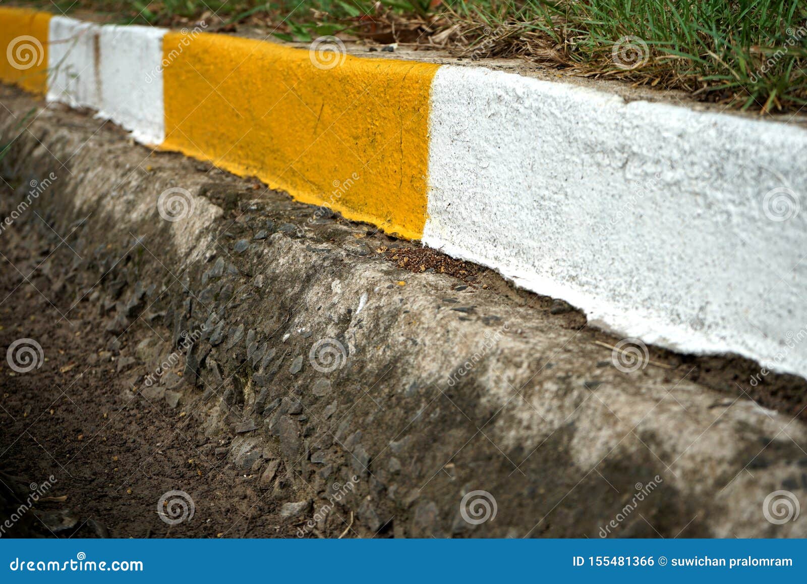 Concrete Wit En Gele Rand En Goot Stock Foto - Image of zwart, grijs ...