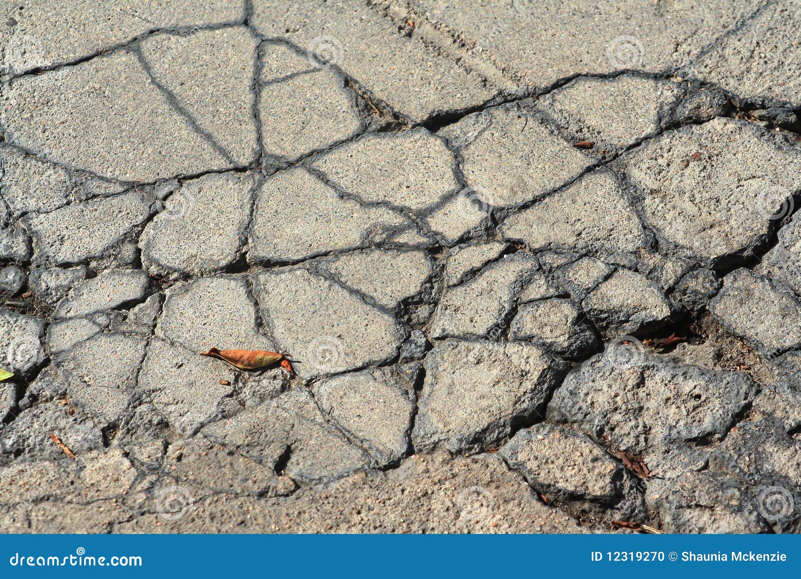Concreto agrietado foto de archivo. Imagen de fondo, modelo - 12319270