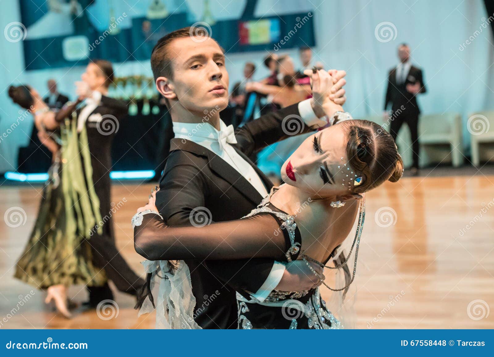 Concurrents Dansant La Valse Ou Le Tango Lente Photo stock éditorial ...