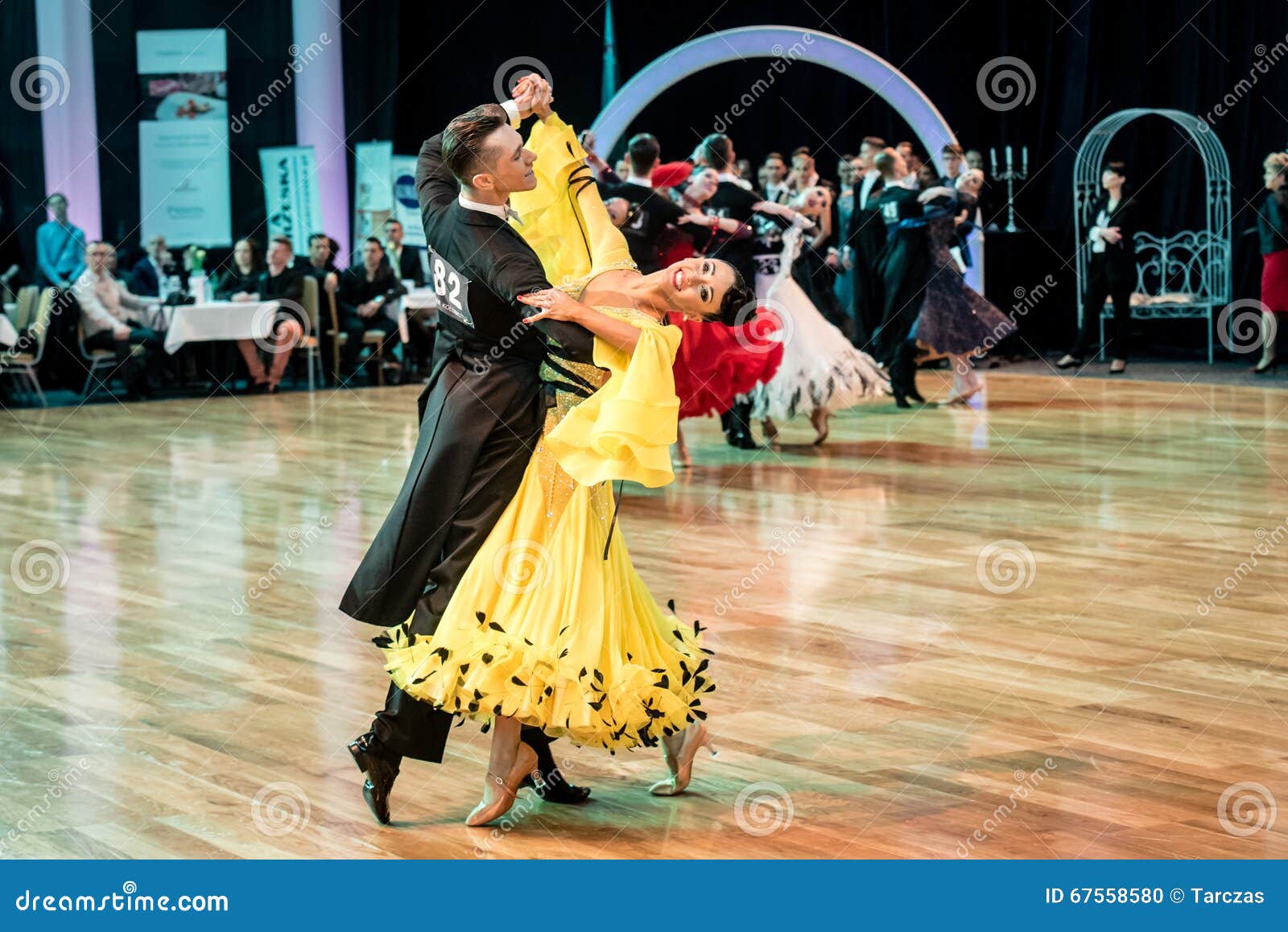 Concurrents Dansant La Valse Ou Le Tango Lente Image éditorial - Image ...