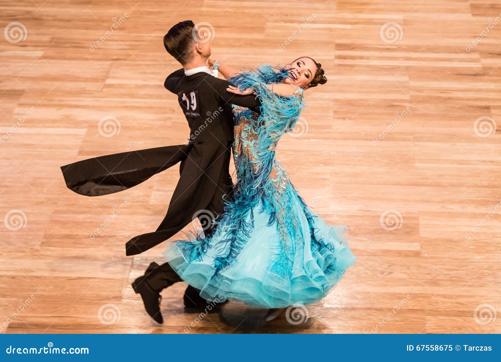 Concurrents Dansant La Valse Ou Le Tango Lente Image éditorial - Image ...