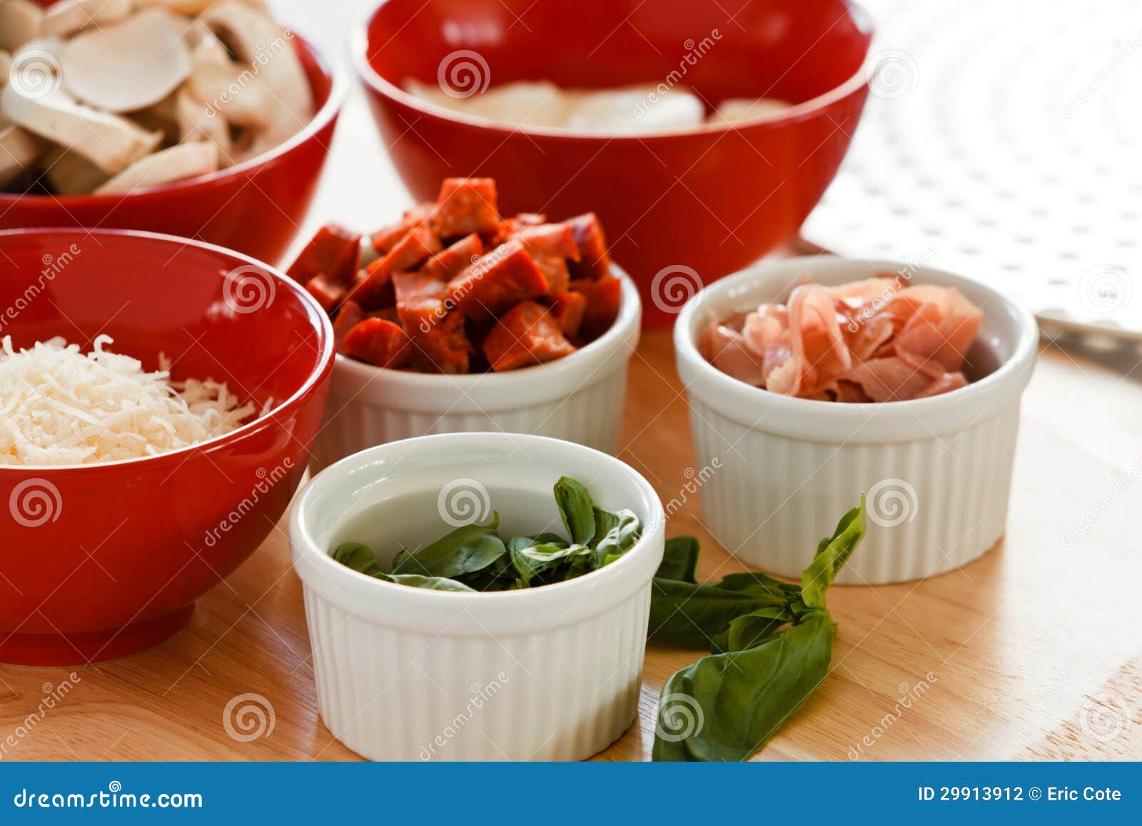 Condimento della pizza fotografia stock. Immagine di pizza - 29913912