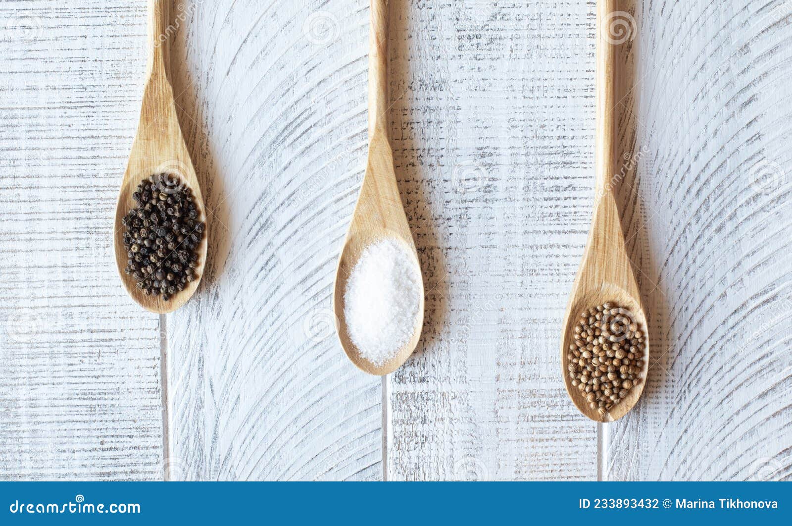 Condimentos Com Pimenta Salgada E Coentro Em Colheres De Madeira Em ...