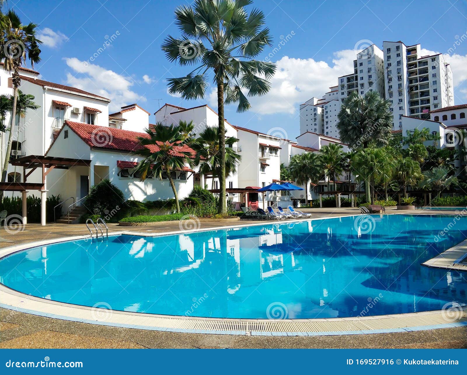 Condo Courtyard Pool on a Hot Summer Day Editorial Photo - Image of ...