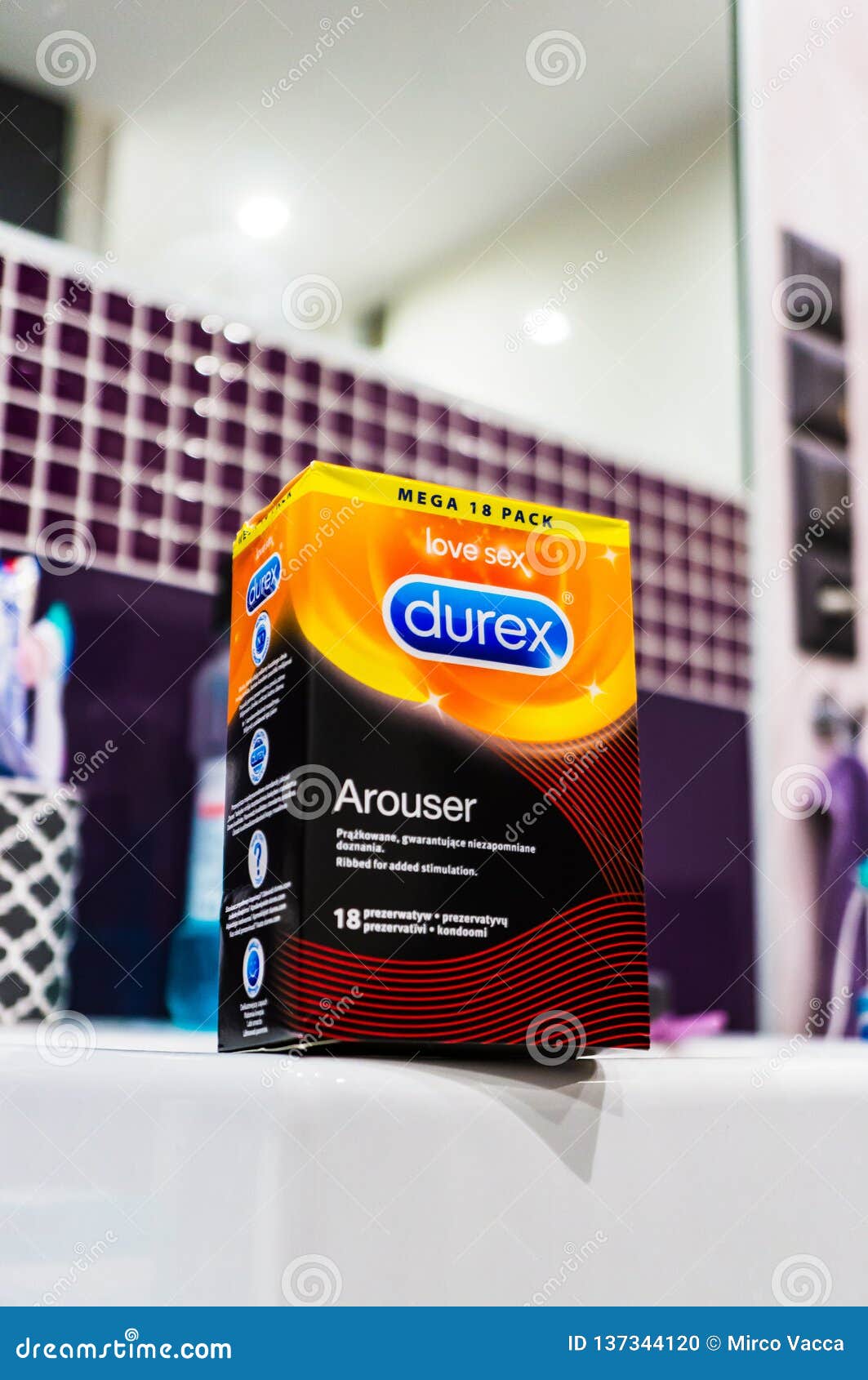 Condones de Durex imagen editorial. Imagen de aislamiento - 137344120