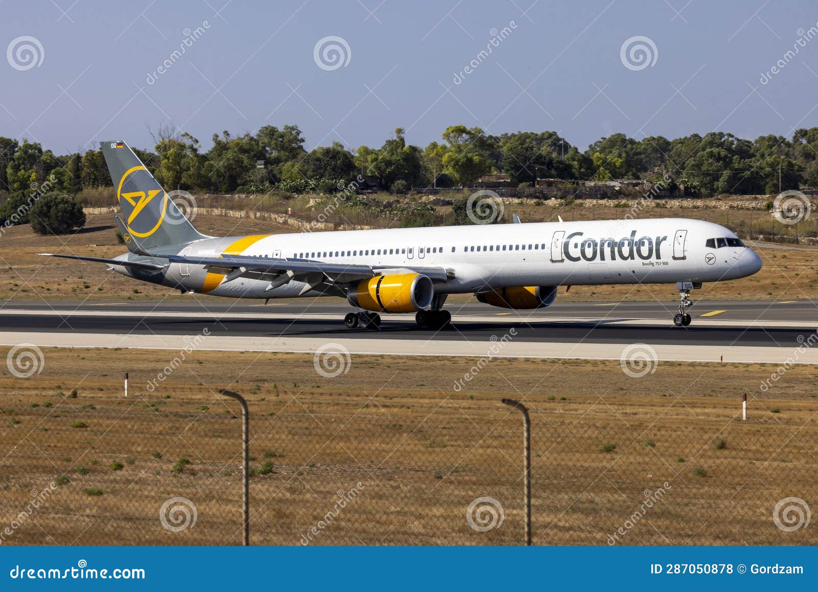 Condor 757-300 Touching Down Editorial Stock Photo - Image of summer ...