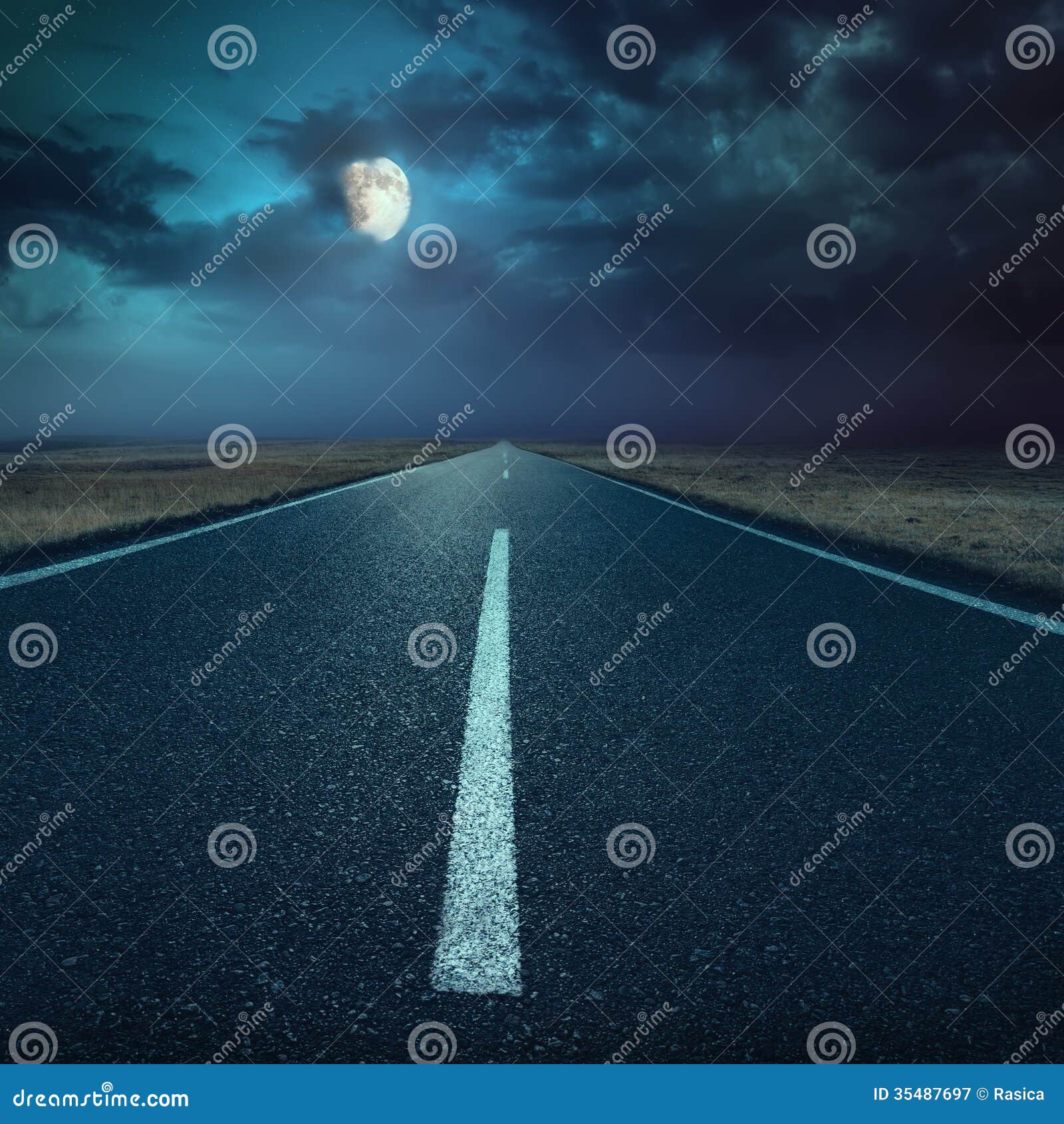 Condução Na Estrada Asfaltada Na Noite Para a Lua Imagem de Stock ...