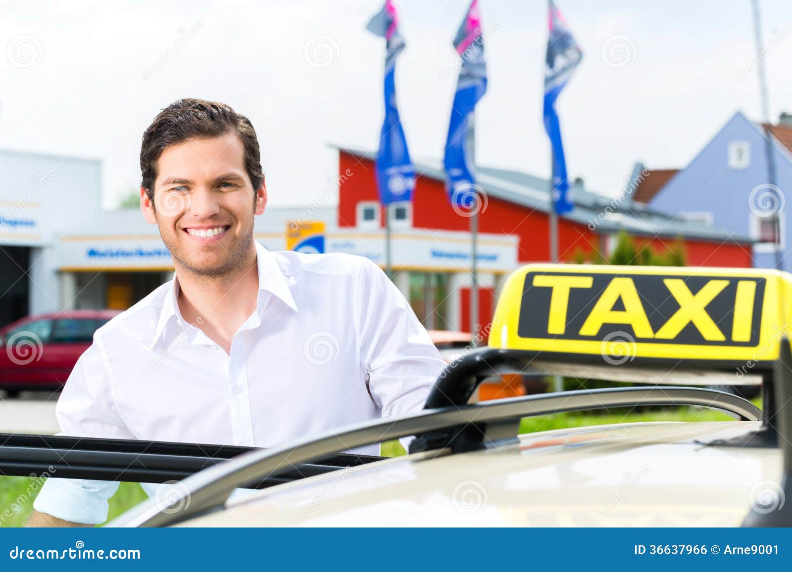 Conducteur Devant Les Clients De Attente De Taxi Photo stock - Image du ...