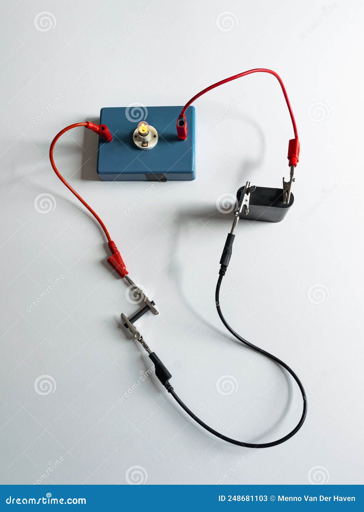 Conductivity Experiment with a Battery As a Voltage Source Stock Image ...