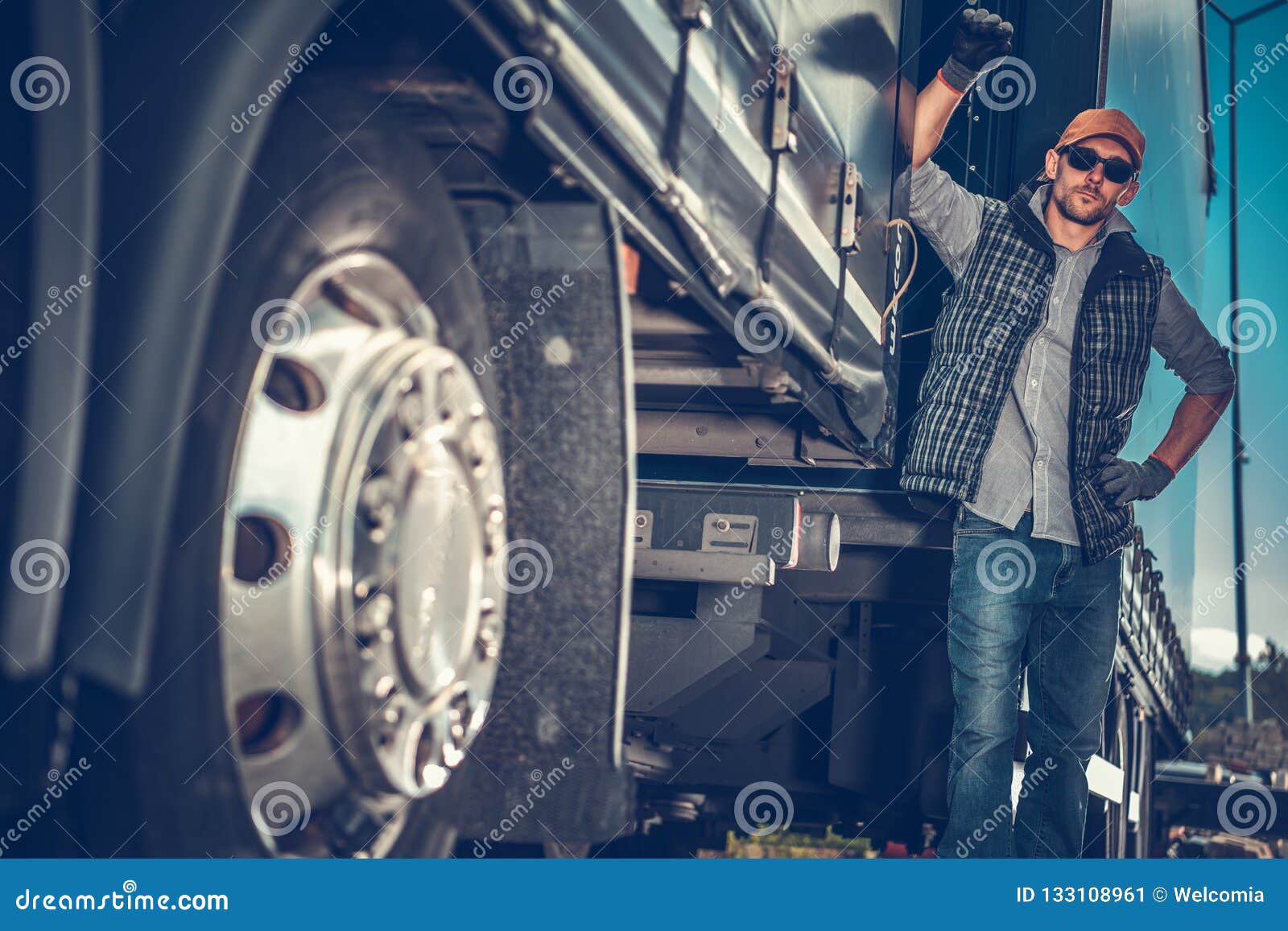 Conductor De Camión between Trailers Imagen de archivo - Imagen de ...