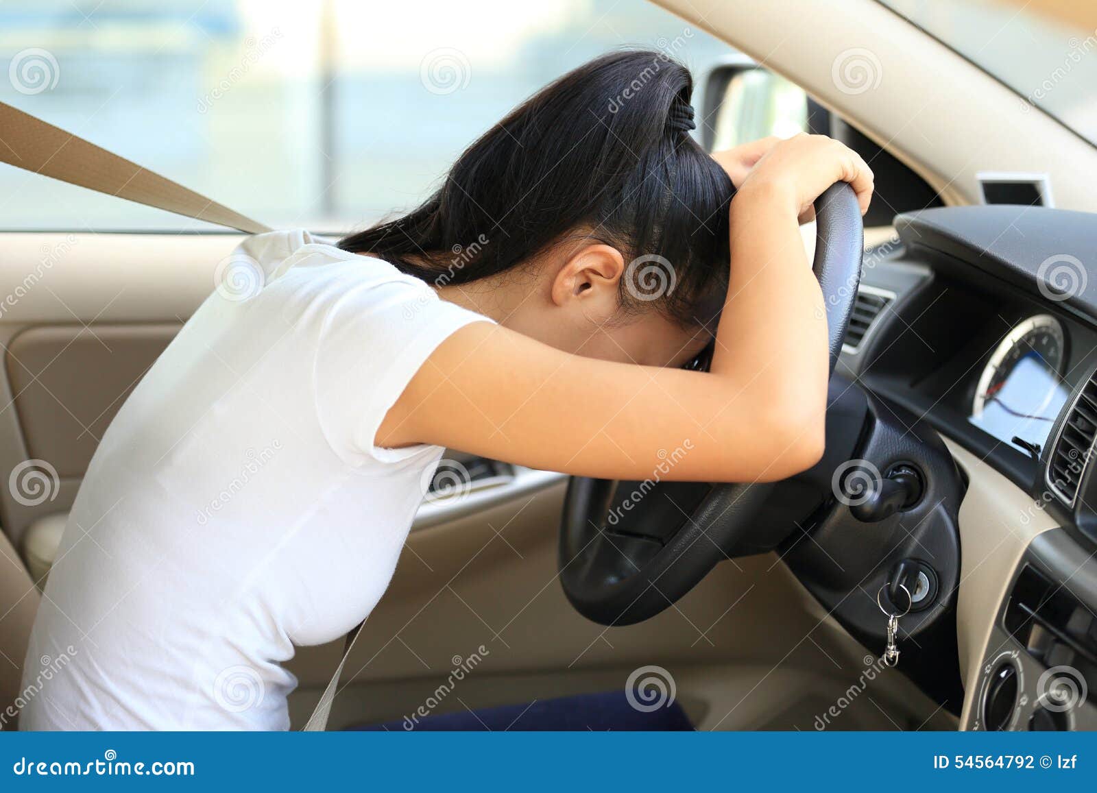 Conductor De La Mujer Triste En Coche Foto de archivo - Imagen de chino ...
