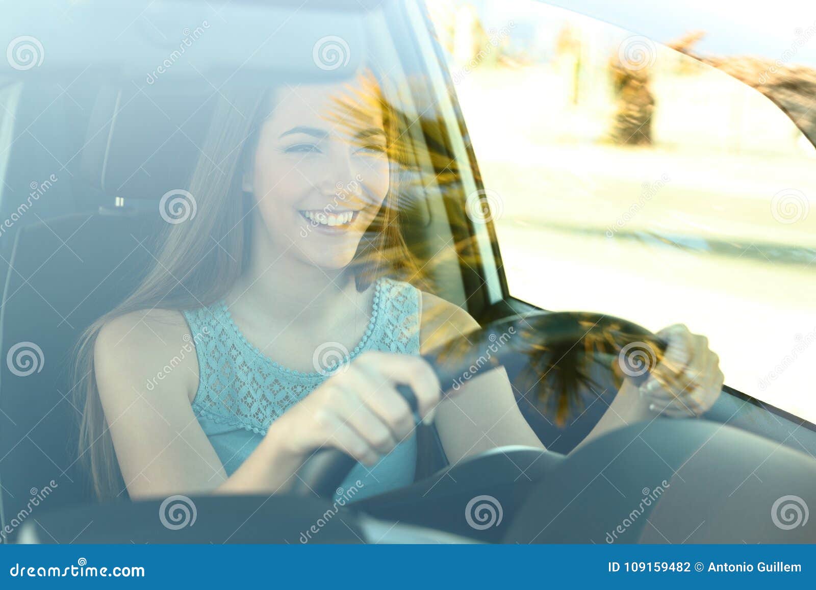 Conductor Feliz Que Conduce Un Coche Foto de archivo - Imagen de hembra ...