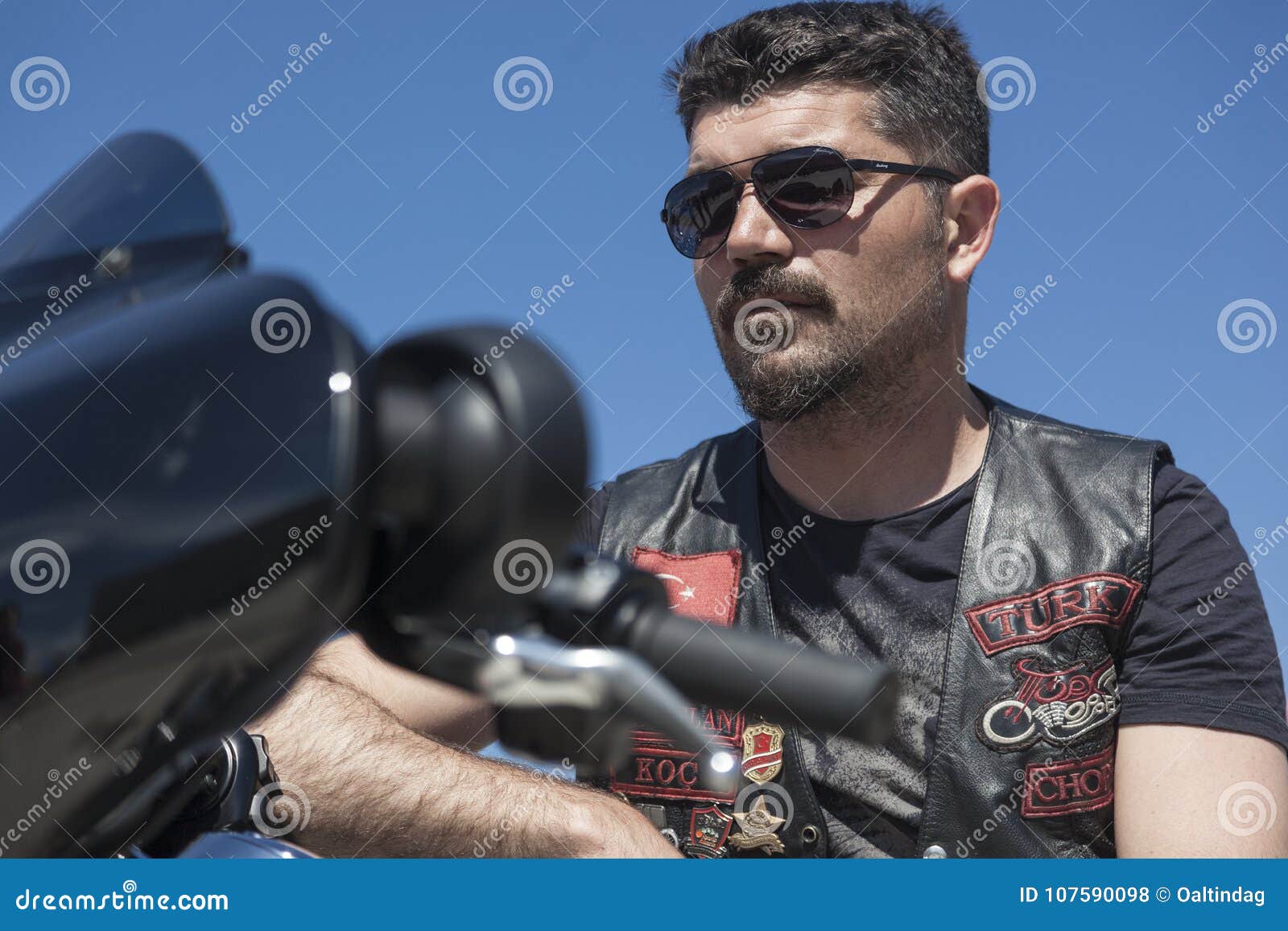 Conductor Feliz Que Monta a Harley Davidson Foto de archivo editorial ...