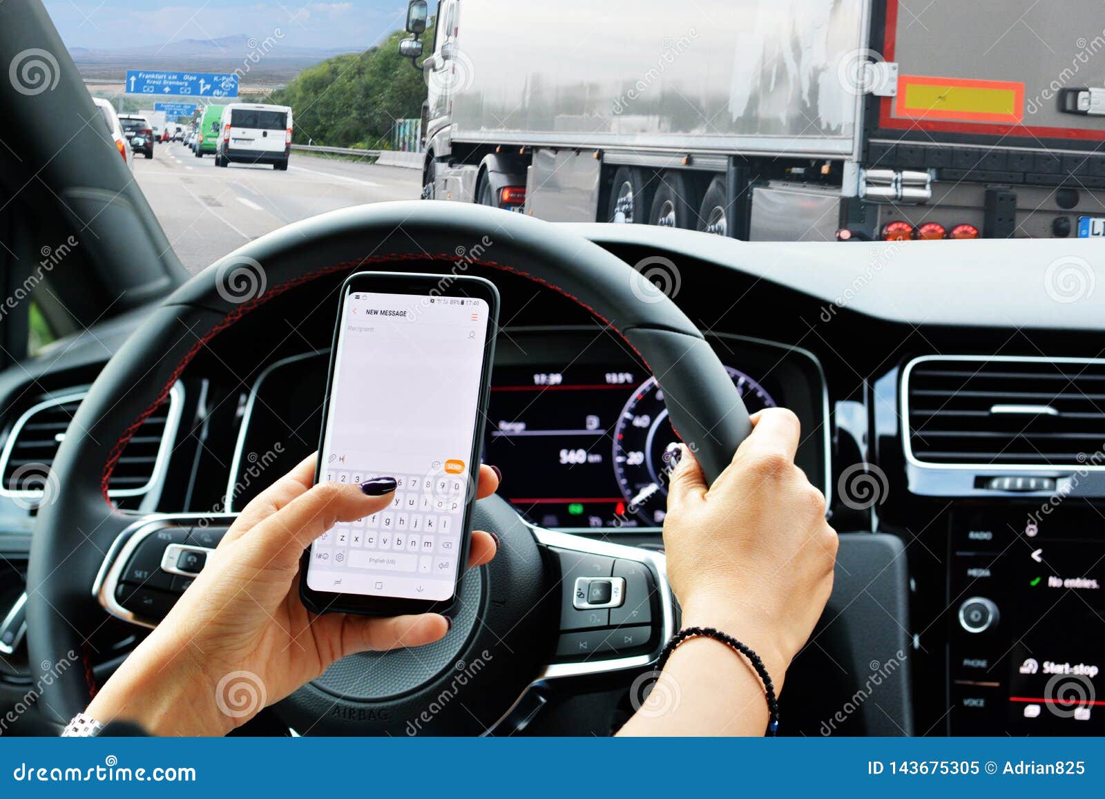 Conductor Irresponsable Que Manda Un SMS Mientras Que Conduce ...