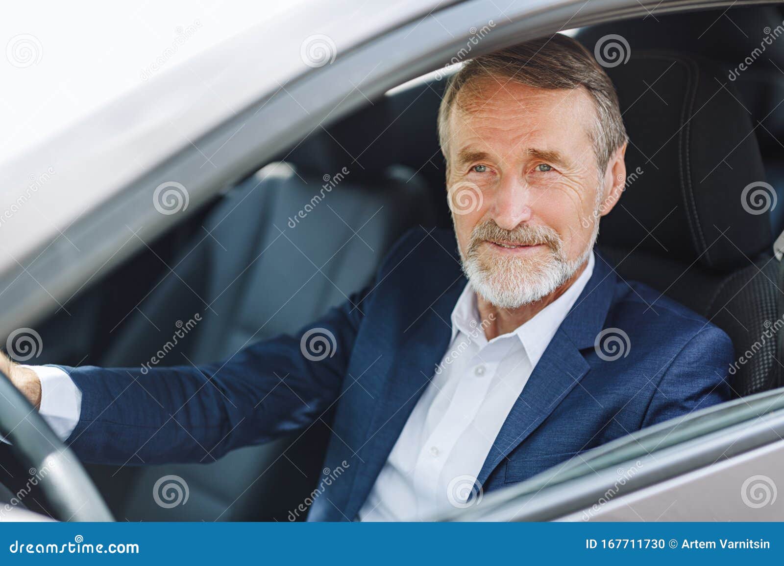 Conductor Senior Sentado Dentro De Un Auto Foto de archivo - Imagen de ...
