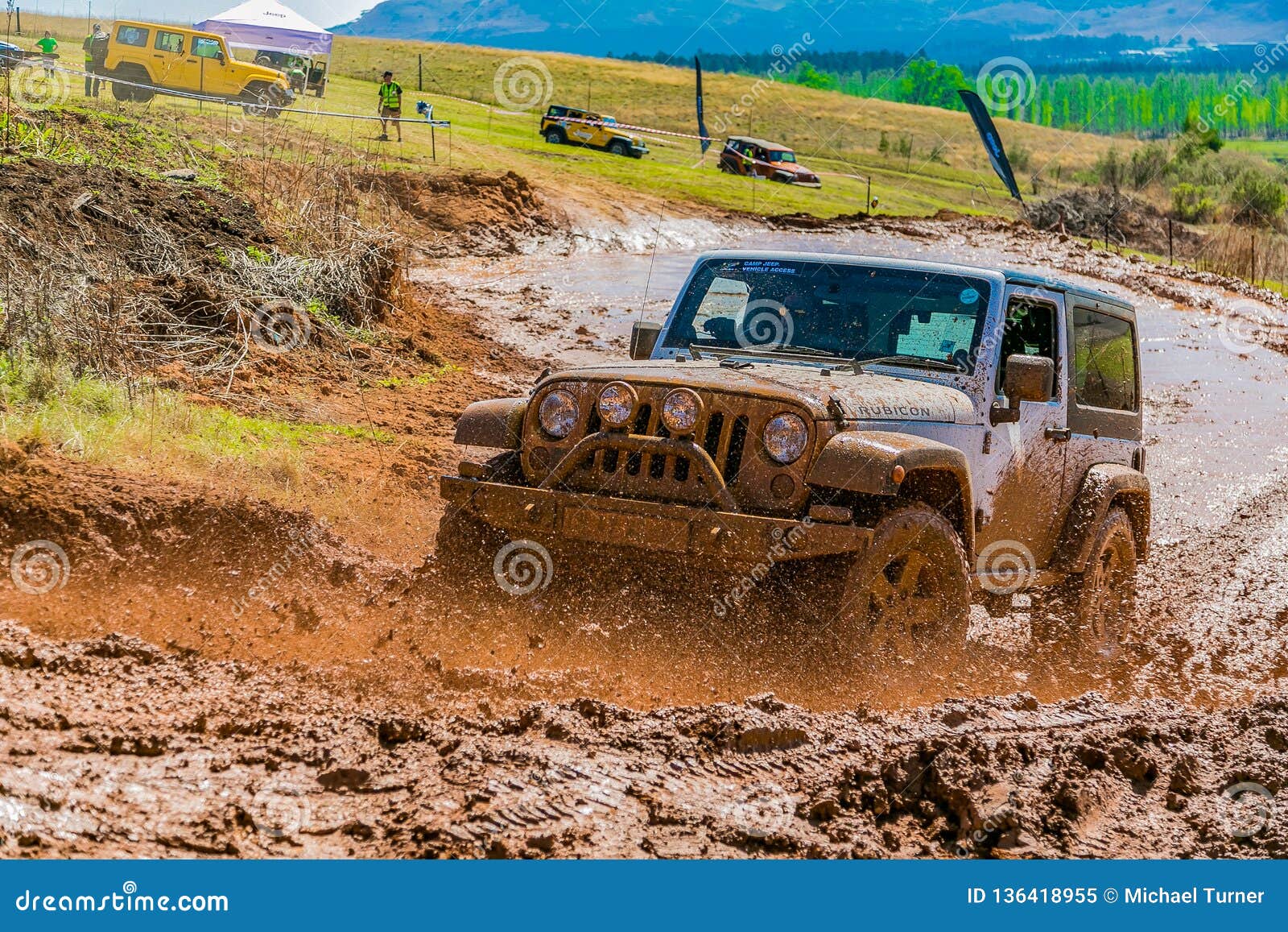 Conductor Training Del Fango 4x4 En El Jeep Del Campo Imagen editorial ...