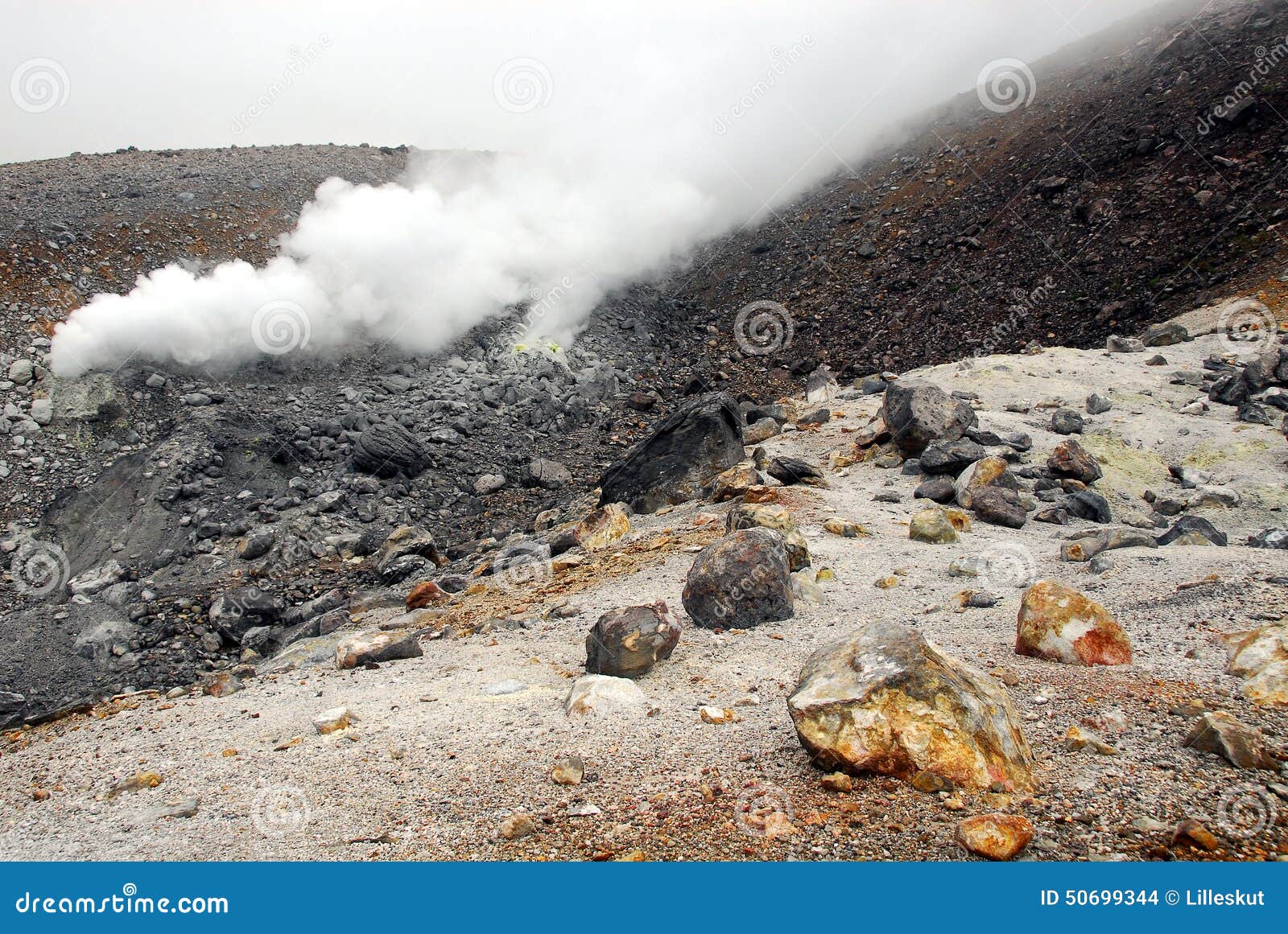 Conduit volcanique photo stock. Image du dangereux, cratère - 50699344