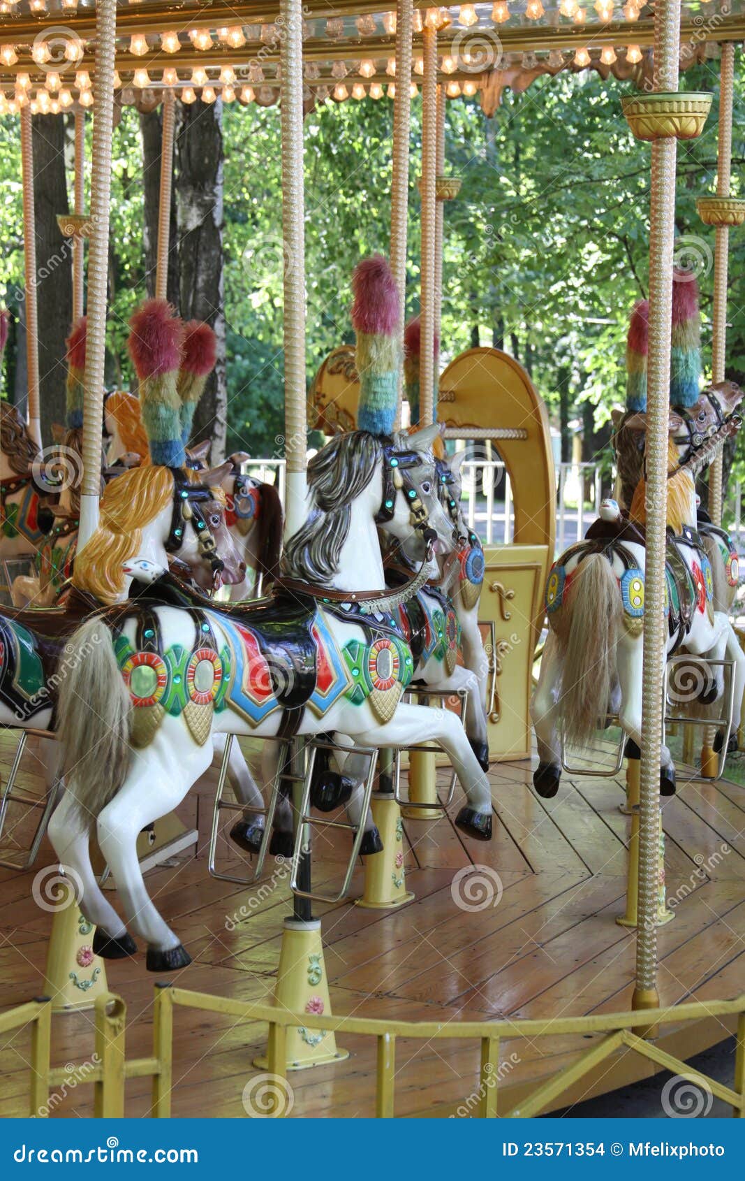 Conduite de carrousel photo stock. Image of gosses, conception - 23571354