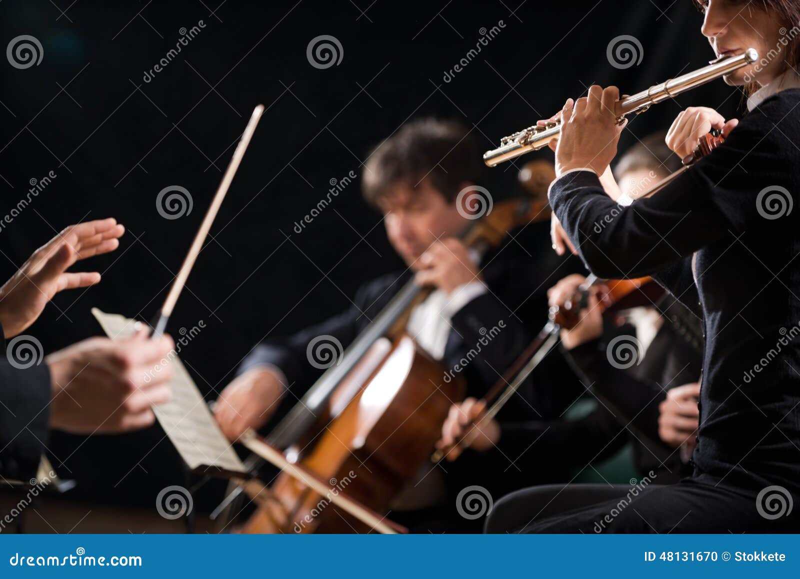 Conduttore Che Dirige Orchestra Sinfonica Fotografia Stock - Immagine ...