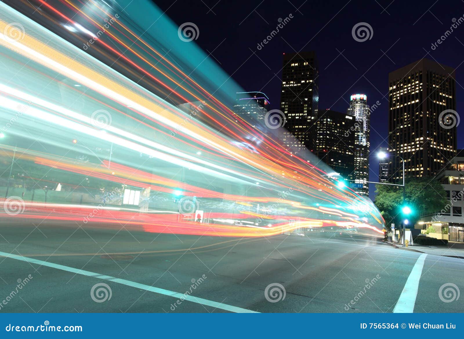 Conduzca en la ciudad foto de archivo. Imagen de comercial - 7565364