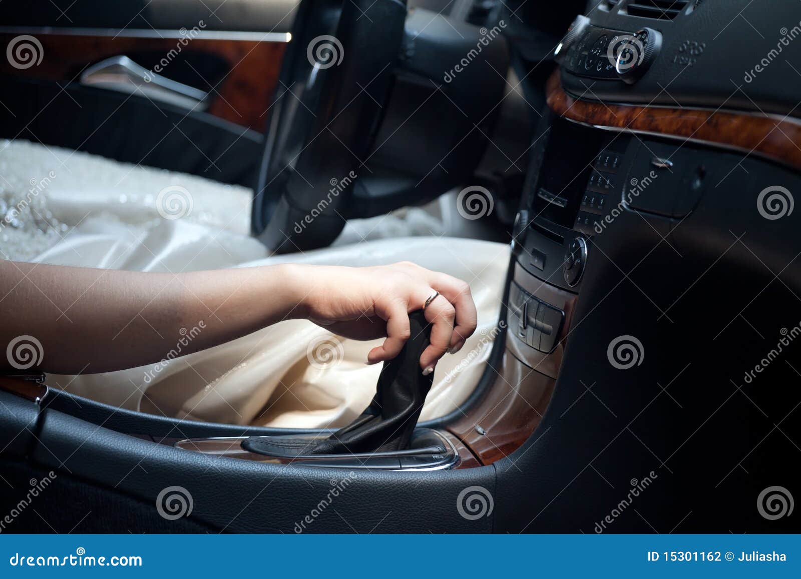 Conduzca un coche foto de archivo. Imagen de anillo, mujer - 15301162