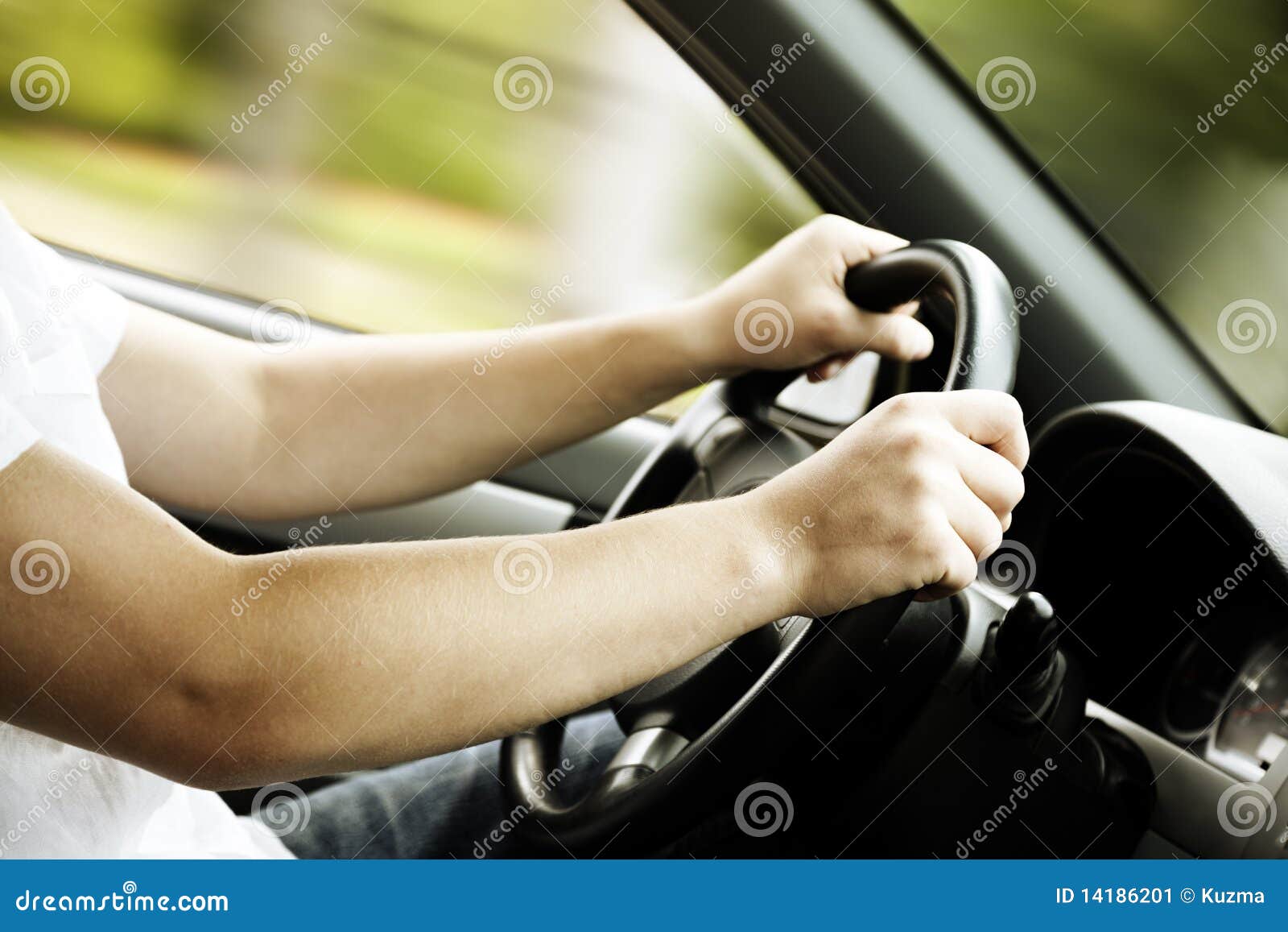 Conduzindo o carro imagem de stock. Imagem de imagem - 14186201