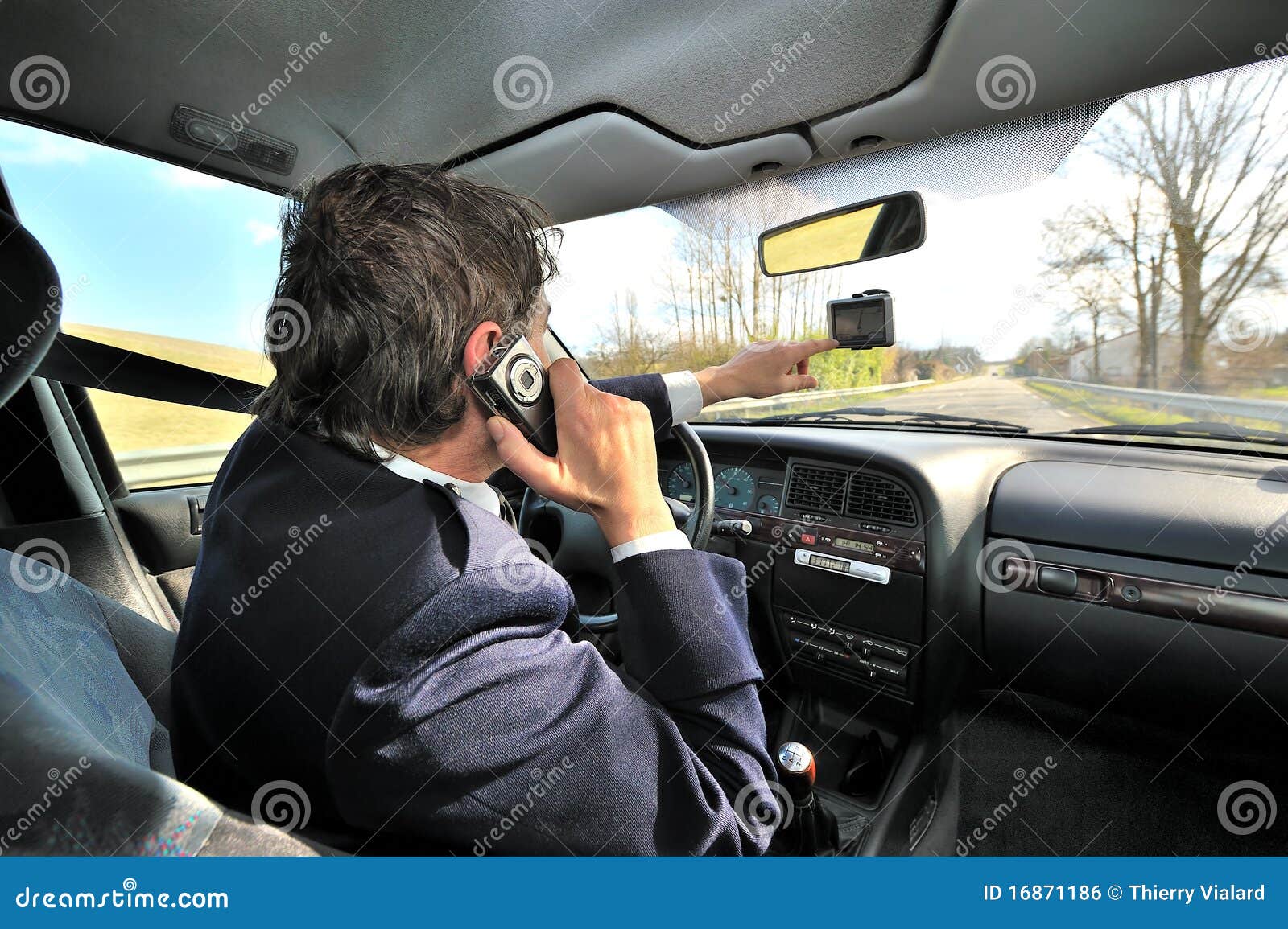 Conduzindo o carro foto de stock. Imagem de dirigir, carro - 16871186