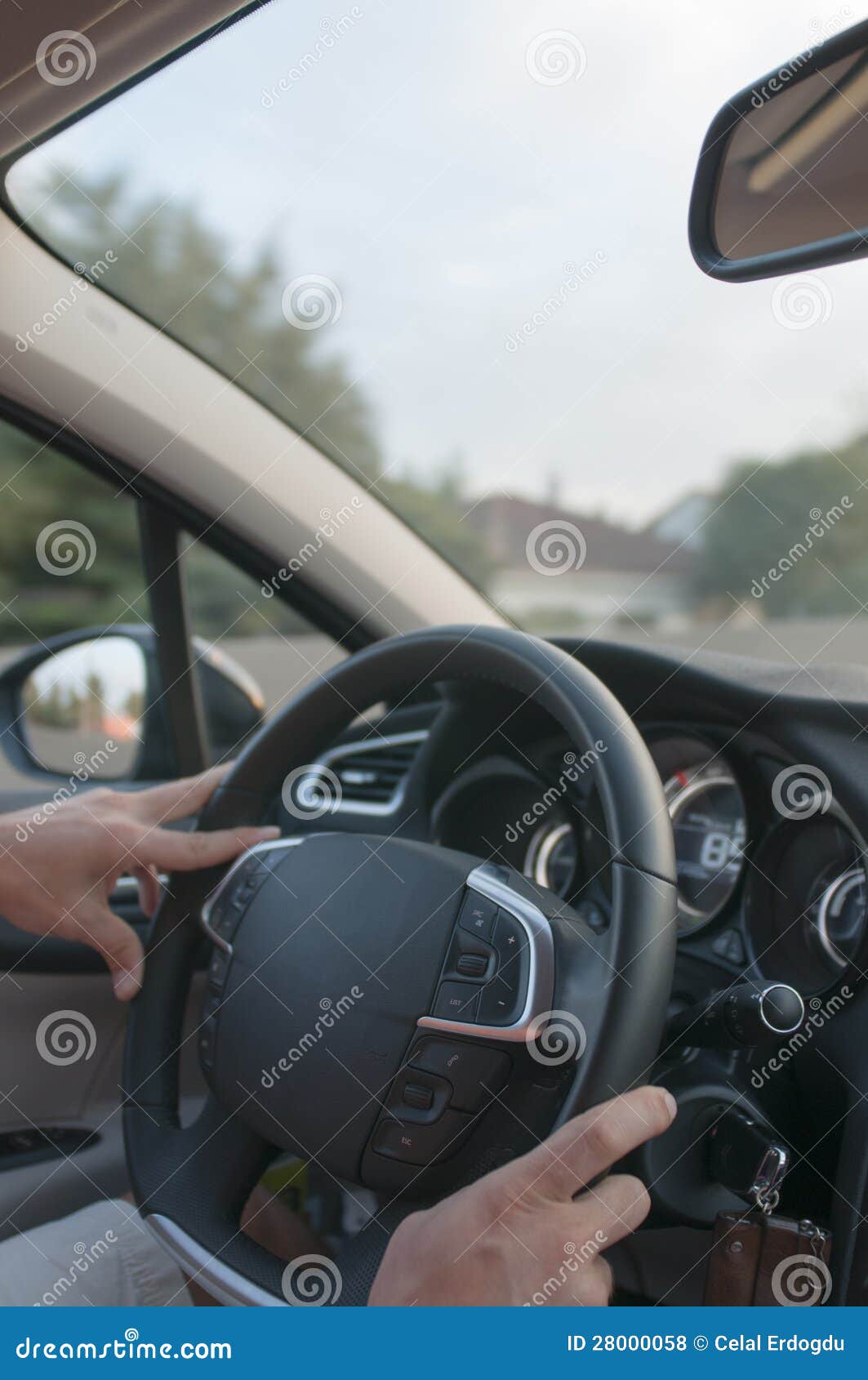 Conduzindo o carro foto de stock. Imagem de passeio, compartimento ...