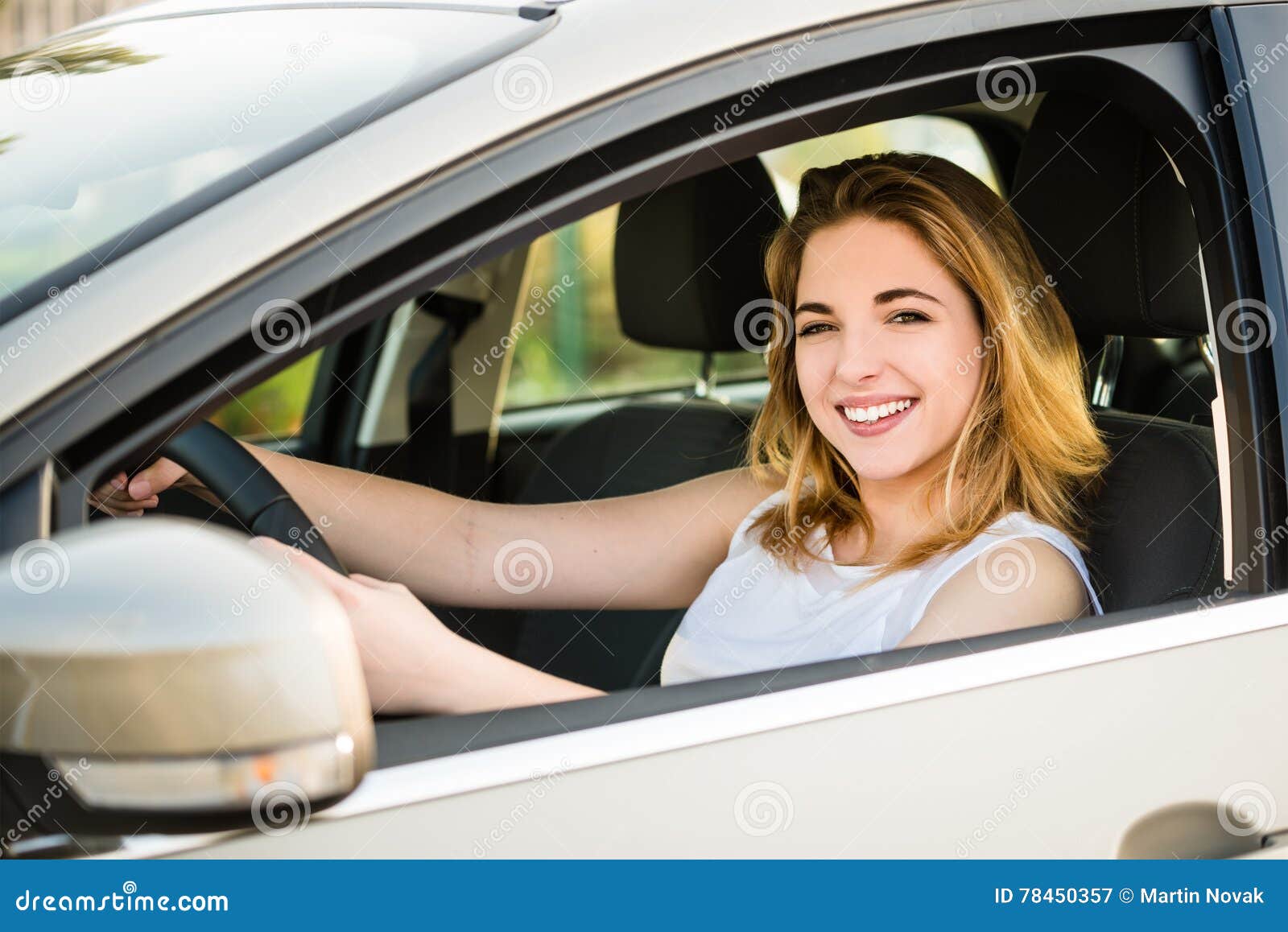 Conduzindo O Primeiro Carro Imagem de Stock - Imagem de lado, excitador ...