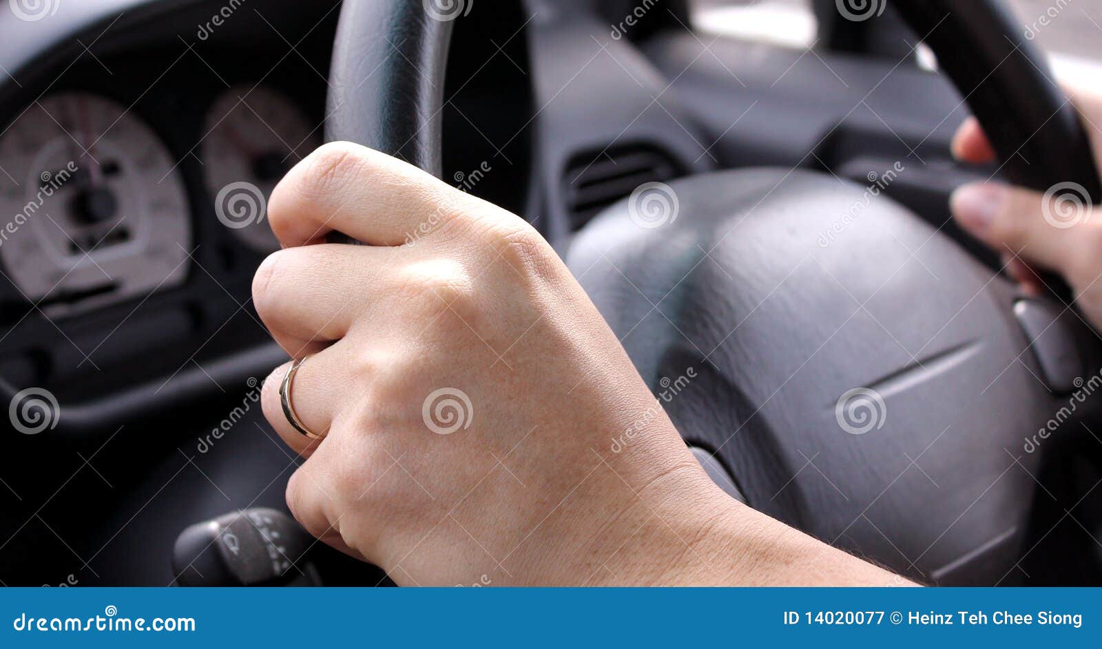 Conduzindo um carro imagem de stock. Imagem de preto - 14020077