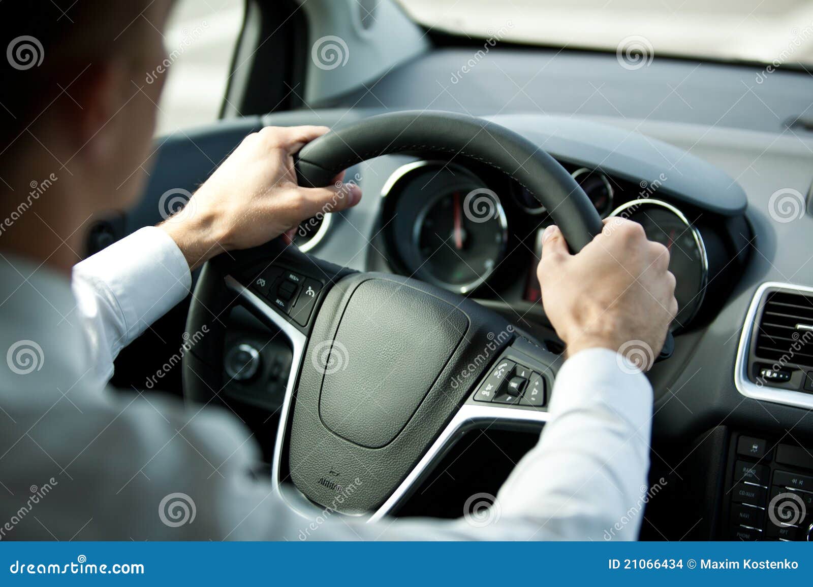 Conduzindo um carro foto de stock. Imagem de luzes, luxo - 21066434