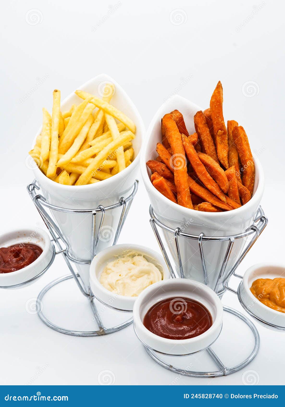 Cone Com Batatas Doces E Batatas Fritas Para Comer E Mergulhar Em Molho ...