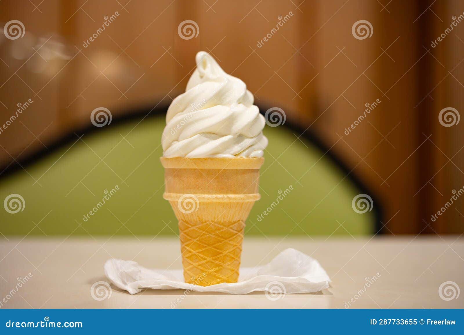 Cone De Sorvete No Restaurante Imagem de Stock - Imagem de branco, doce: 287733655